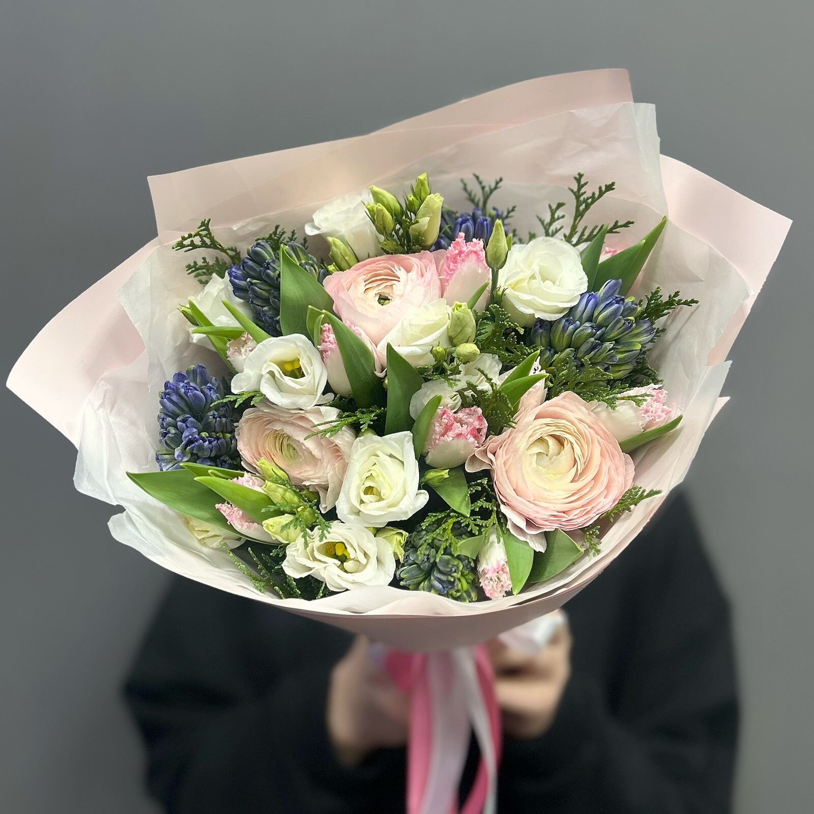 Микс с 3 ранункулюсами, гиацинтами и тюльпанами