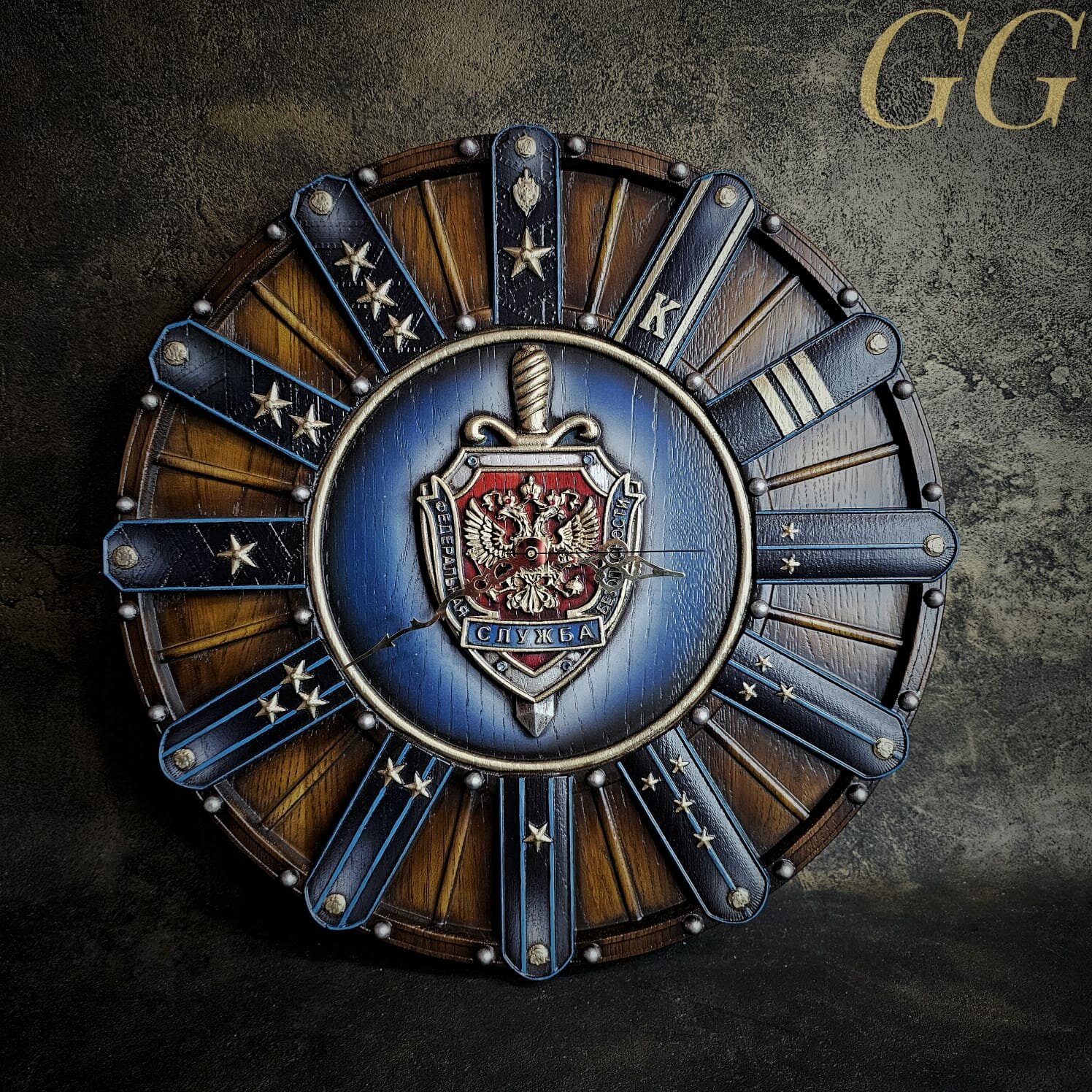 Часы герб "ФСБ" дерево -дуб, сусальное золото, поталь, D-40 см,