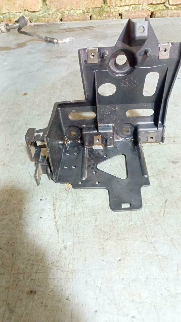 Крепление блока предохранителей Dodge Caravan 4 (2000 - 2007) 4868077AD