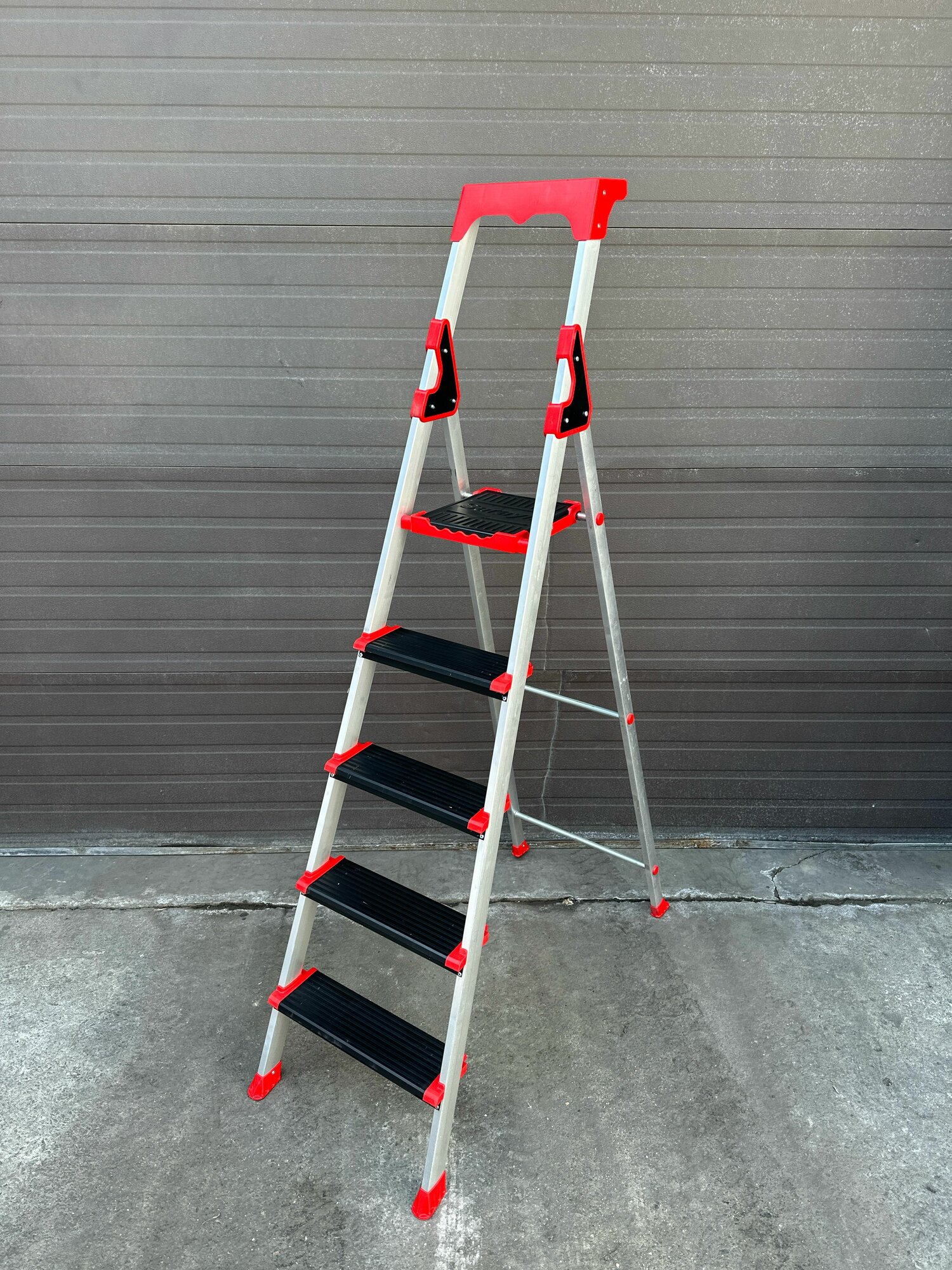 Алюминиевая профессиональная стремянка SARAYLI ALU PROFI с широкими ступенями (5 ступеней, площадка 130см, рабочая высота до 330см)Турция.