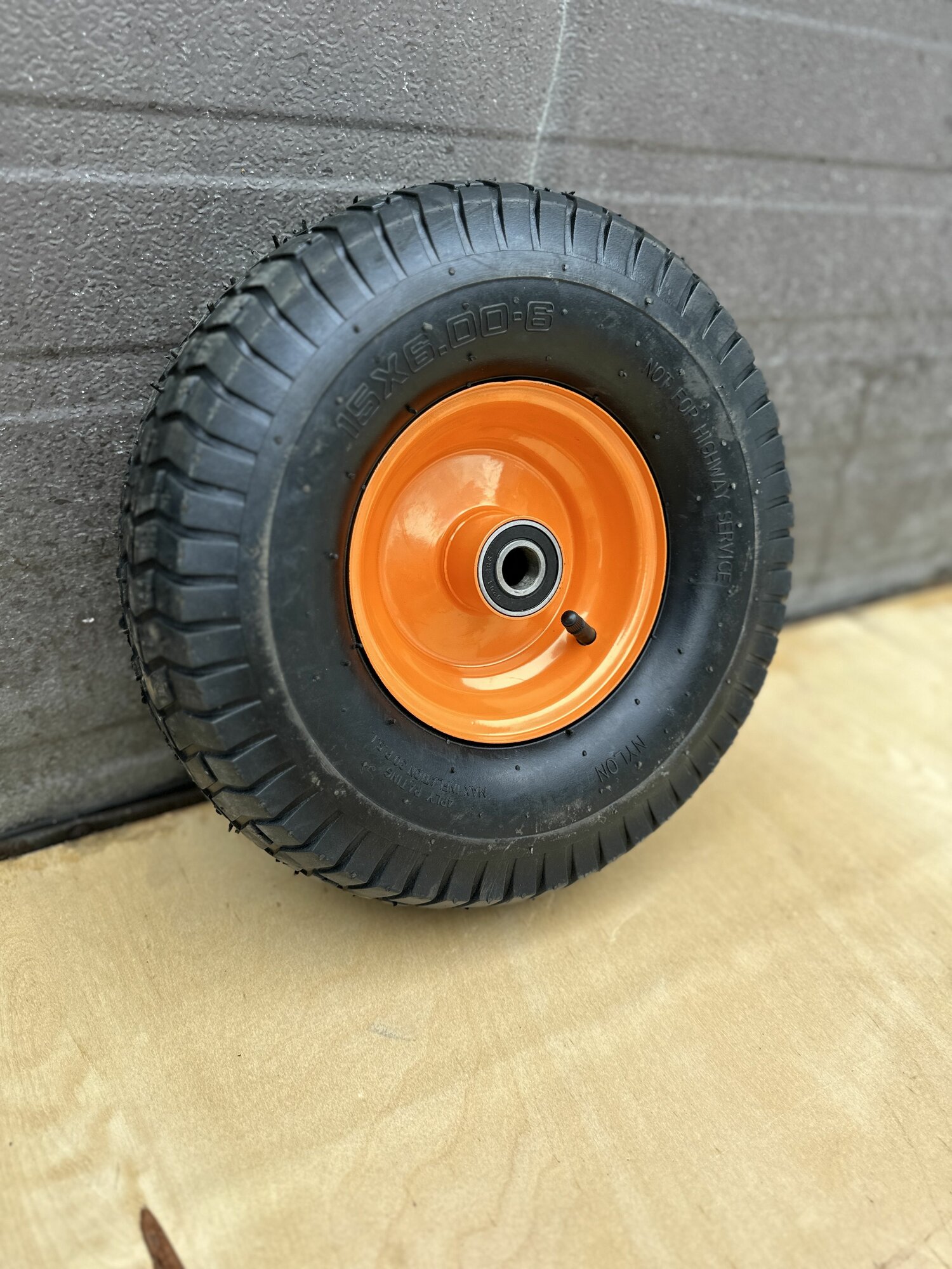 Колесо для тачки широкое усиленное Скорпион оранжевое, серия с мягкой резиной PRO 15x6.00-6 подшипник 20мм, ось 90мм, диаметр 350мм, ширина 130мм