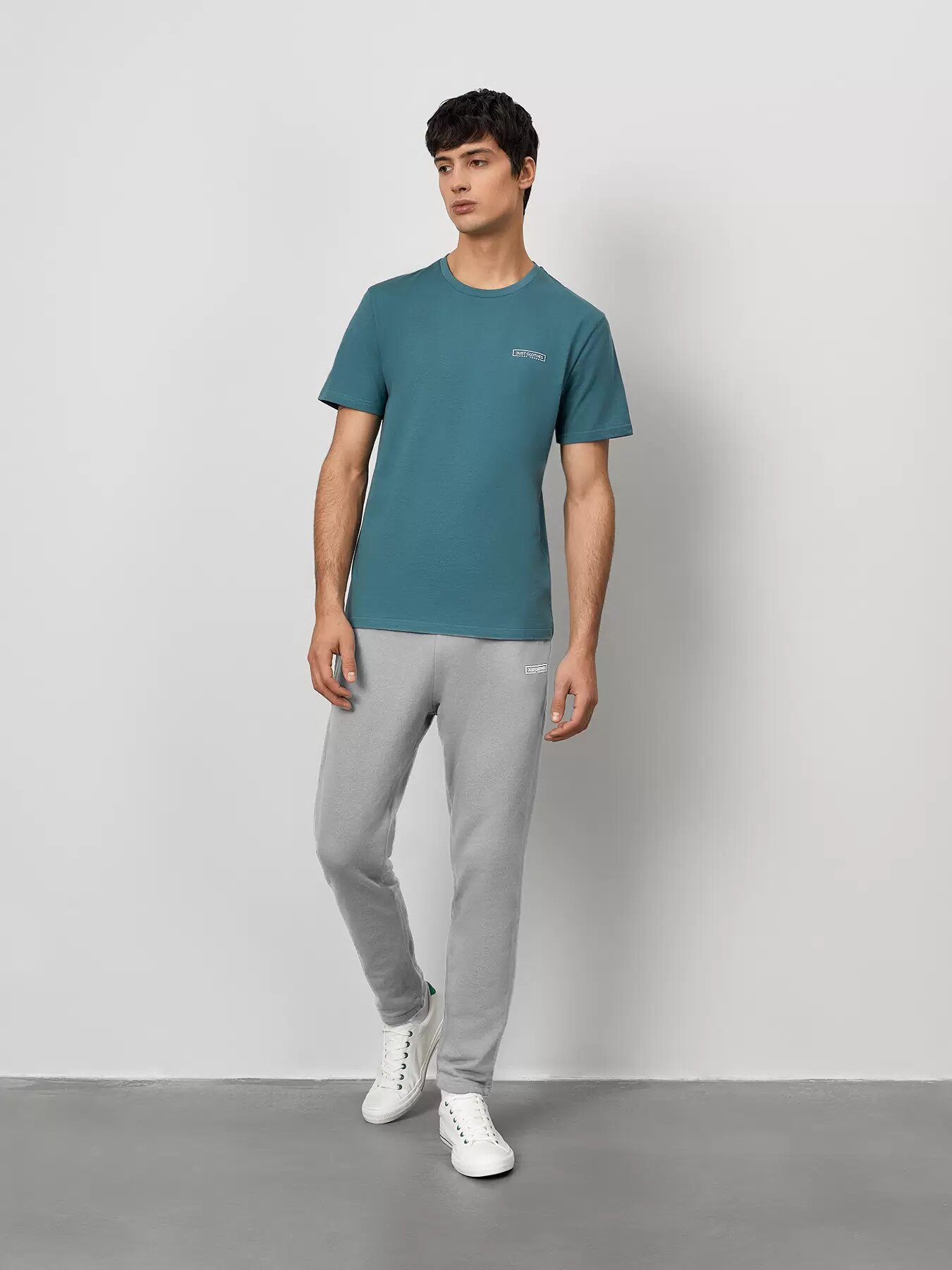 Брюки спортивные Серый(меланж). Декор термологотип. Карманы сбоку по шву 2 б/заст, сзади нет. Пояс резинка+утяг шнуро