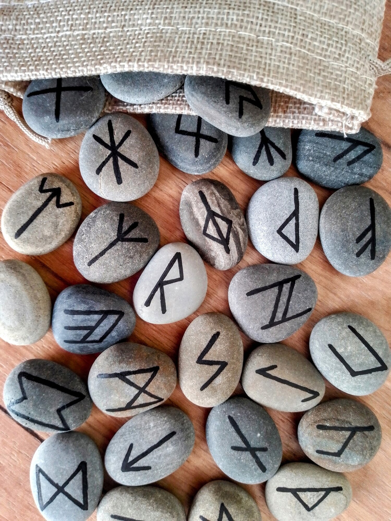 Нортумбрийские руны 33шт. из камня в мешочке. Подарок женщине, мужчине