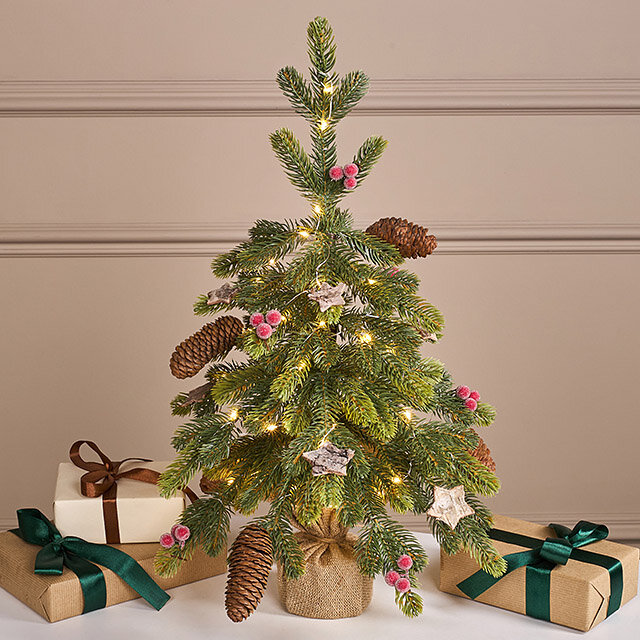 Елка настольная с лампочками 50 см Форест Бьюти, 50 теплых белых LED ламп, на батарейках, с ягодами и шишками, литая 100%, Winter Deco, 1000918