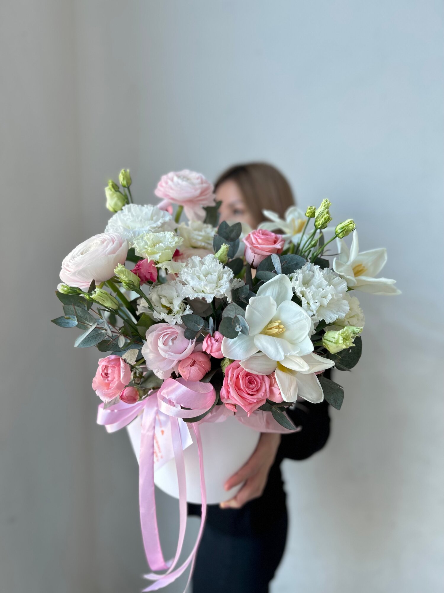 Нежные цветы в коробке, тюльпаны и ранункулюсы с белой эустомой