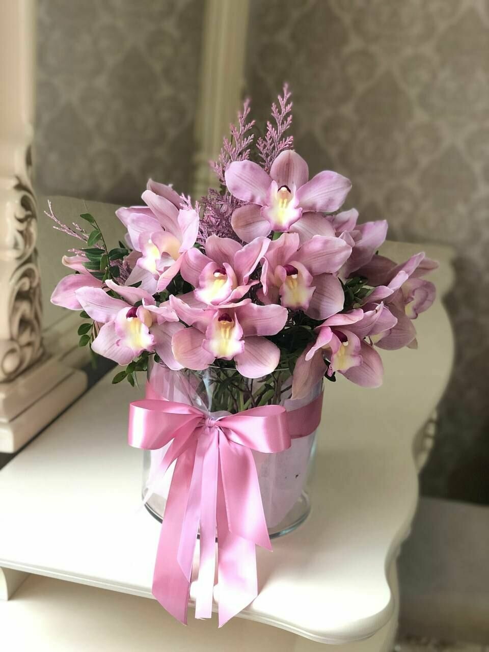 Орхидеи в стеклянной вазе / Букет / Цветы