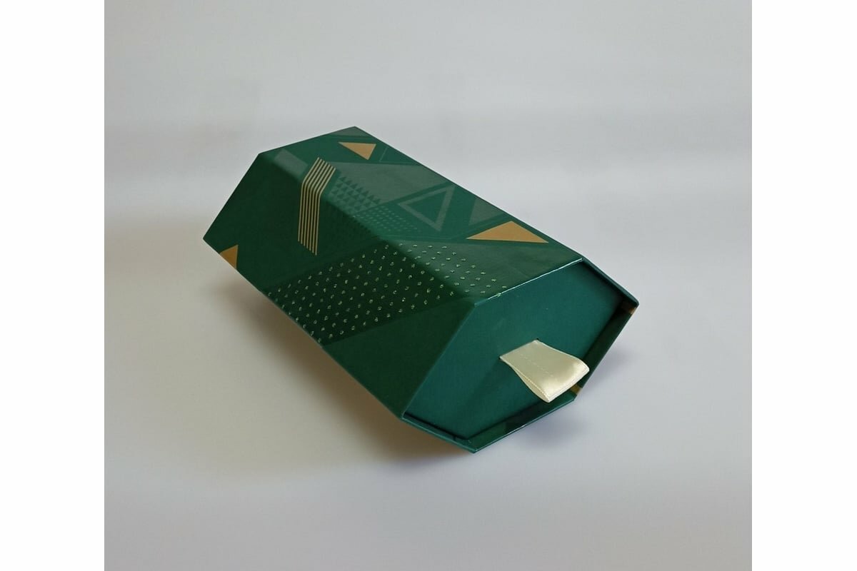 Cartonnage Подарочная коробка выполнена в форме пенала PKP.12.7. P