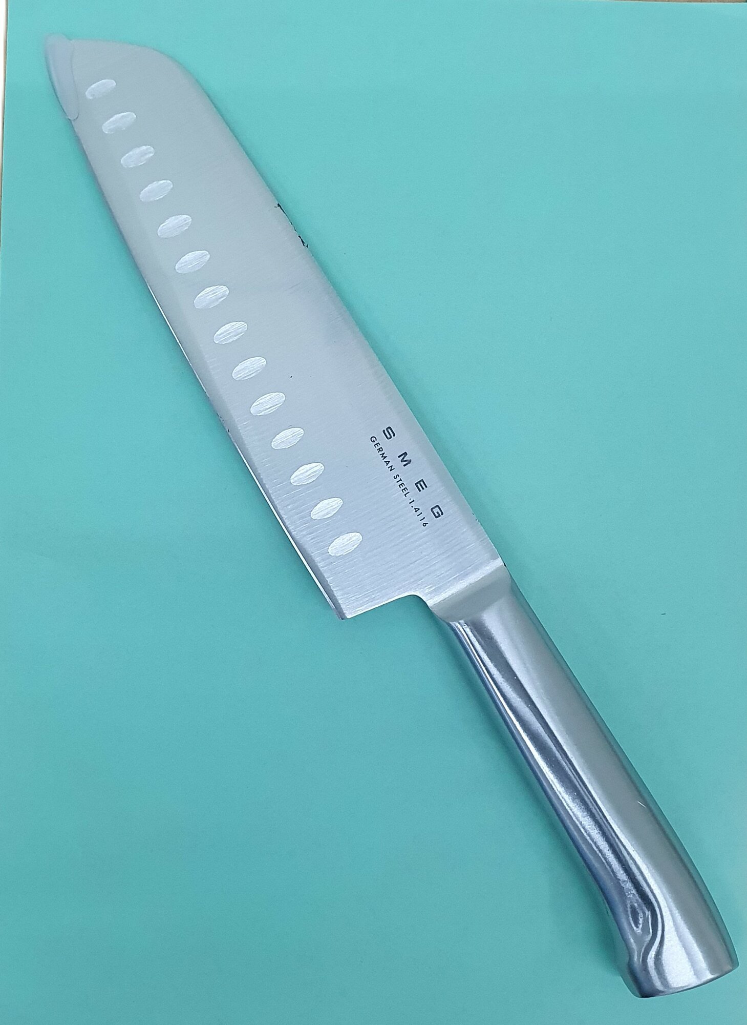 Santoku нож Smeg из нержавеющей стали, длина лезвия 18 см, ручная мойка