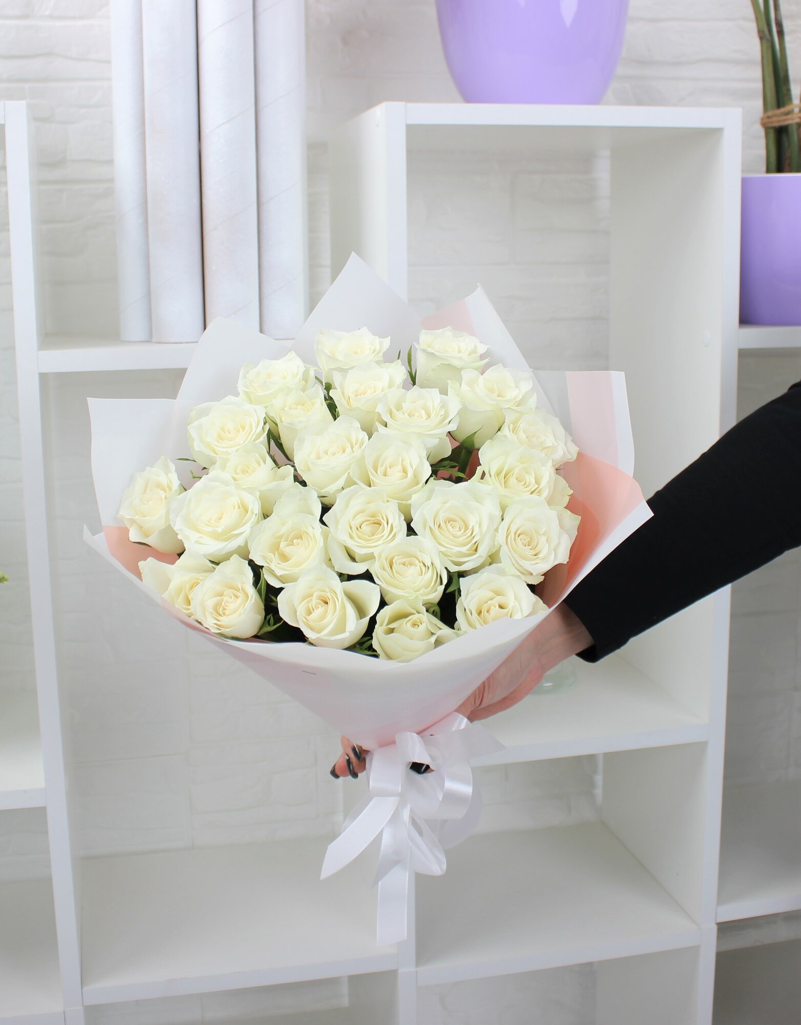 Монобукет THE FLOREAL белая роза 25 штук, высота 40 см, с бантом — фото 1