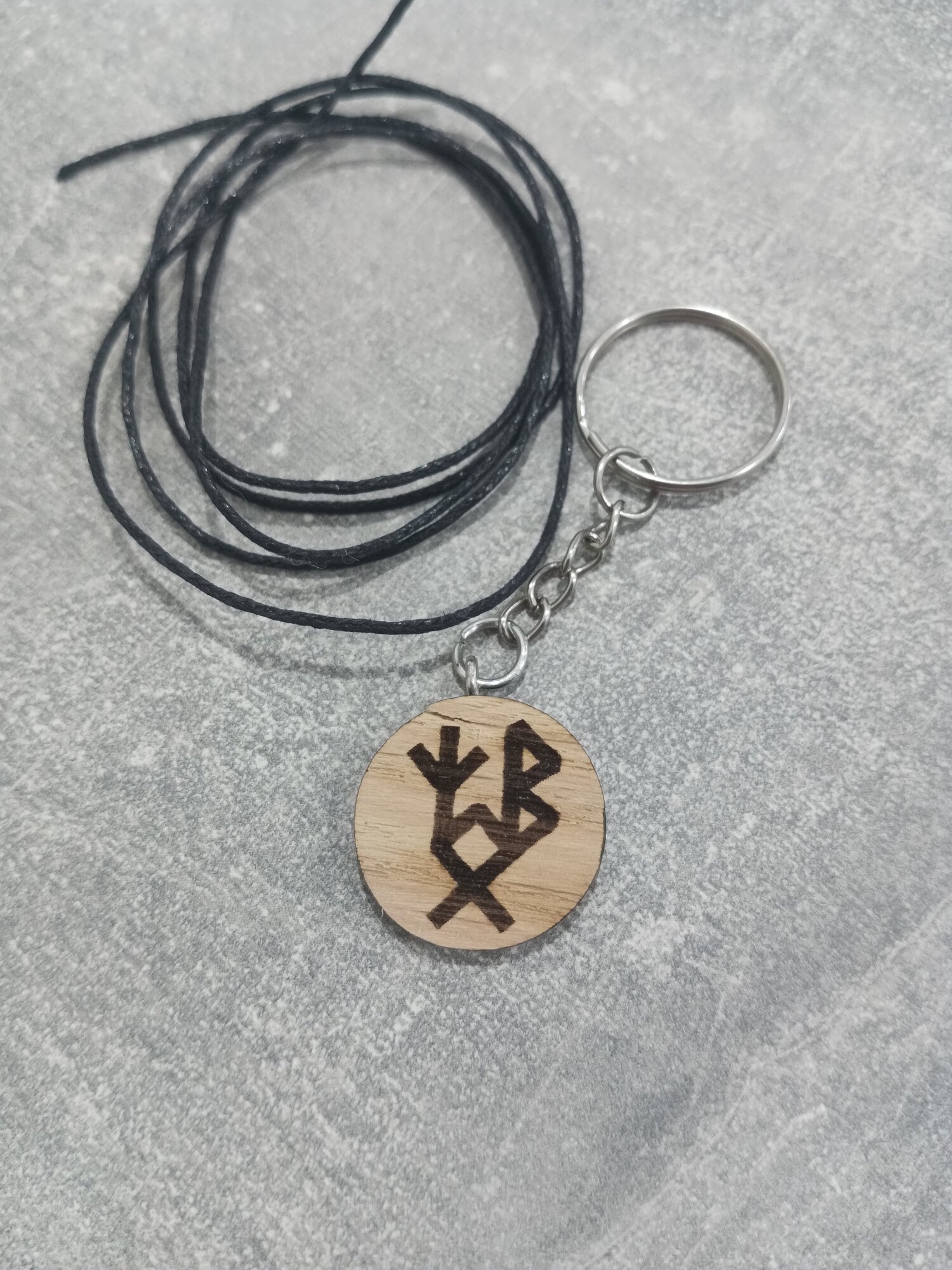 Рунический став "Защита ребенка" на натуральном дубе. Гравировка.