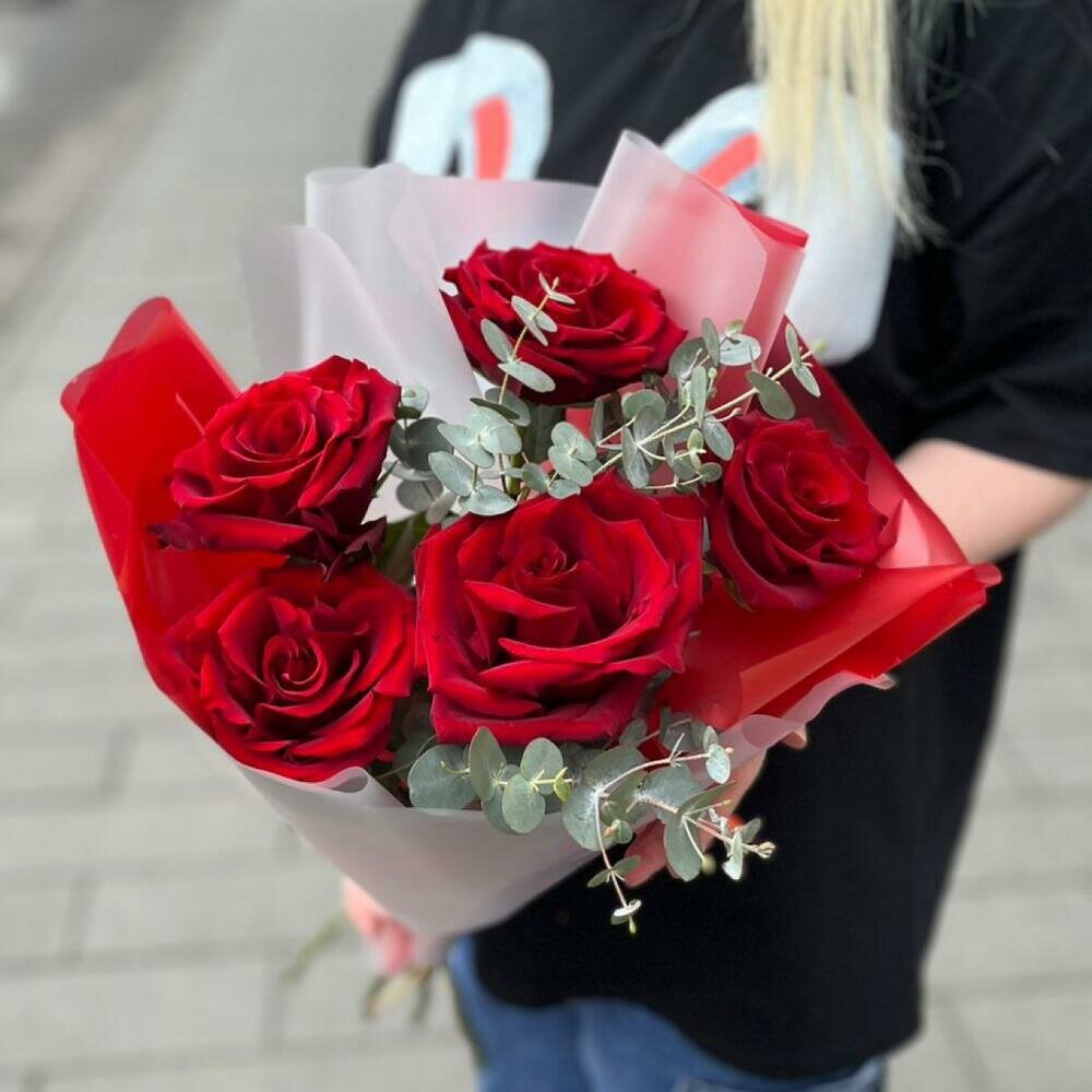 Букет из красных роз в пленке, 50 см, 5 штук с эвкалиптом - Римская Роза