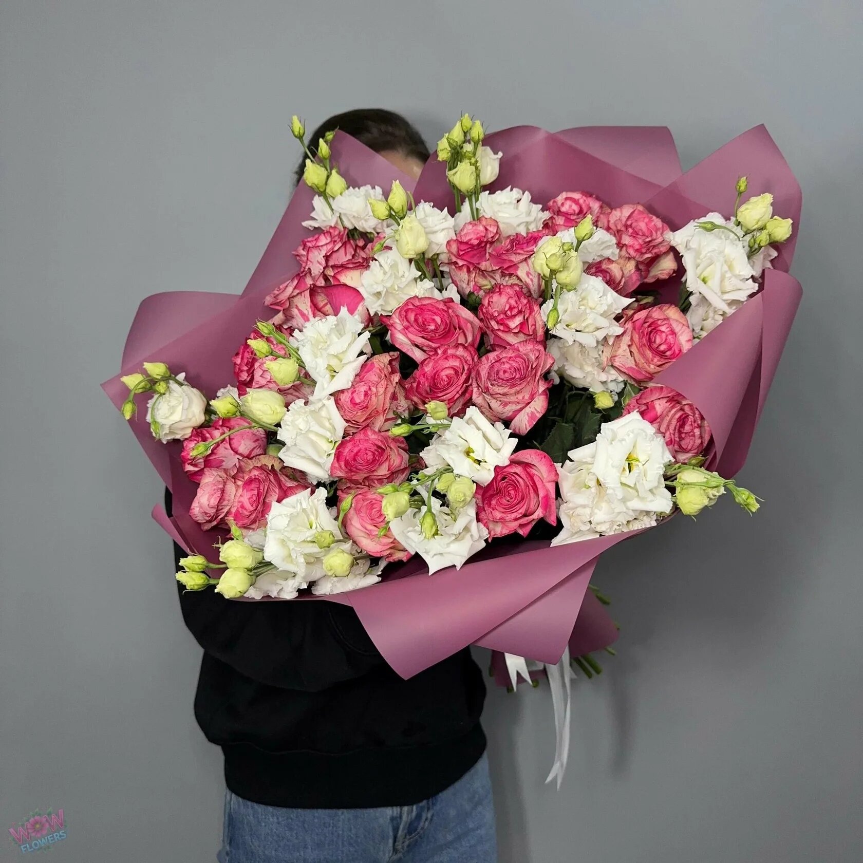 Это праздник , 10 кустовых роз, 10 эрингиумов, 20 гвоздик, высота 60см