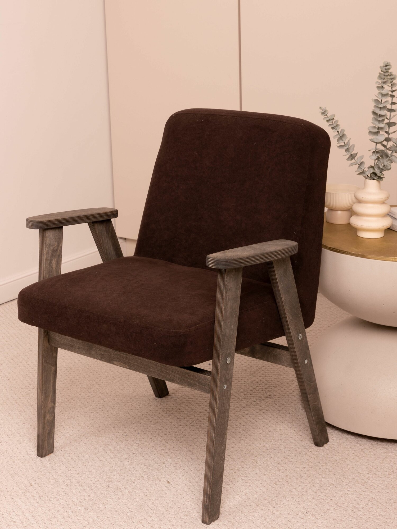 Кресло мягкое для дома и дачи Галант на высоких деревянных ножках с подлокотниками