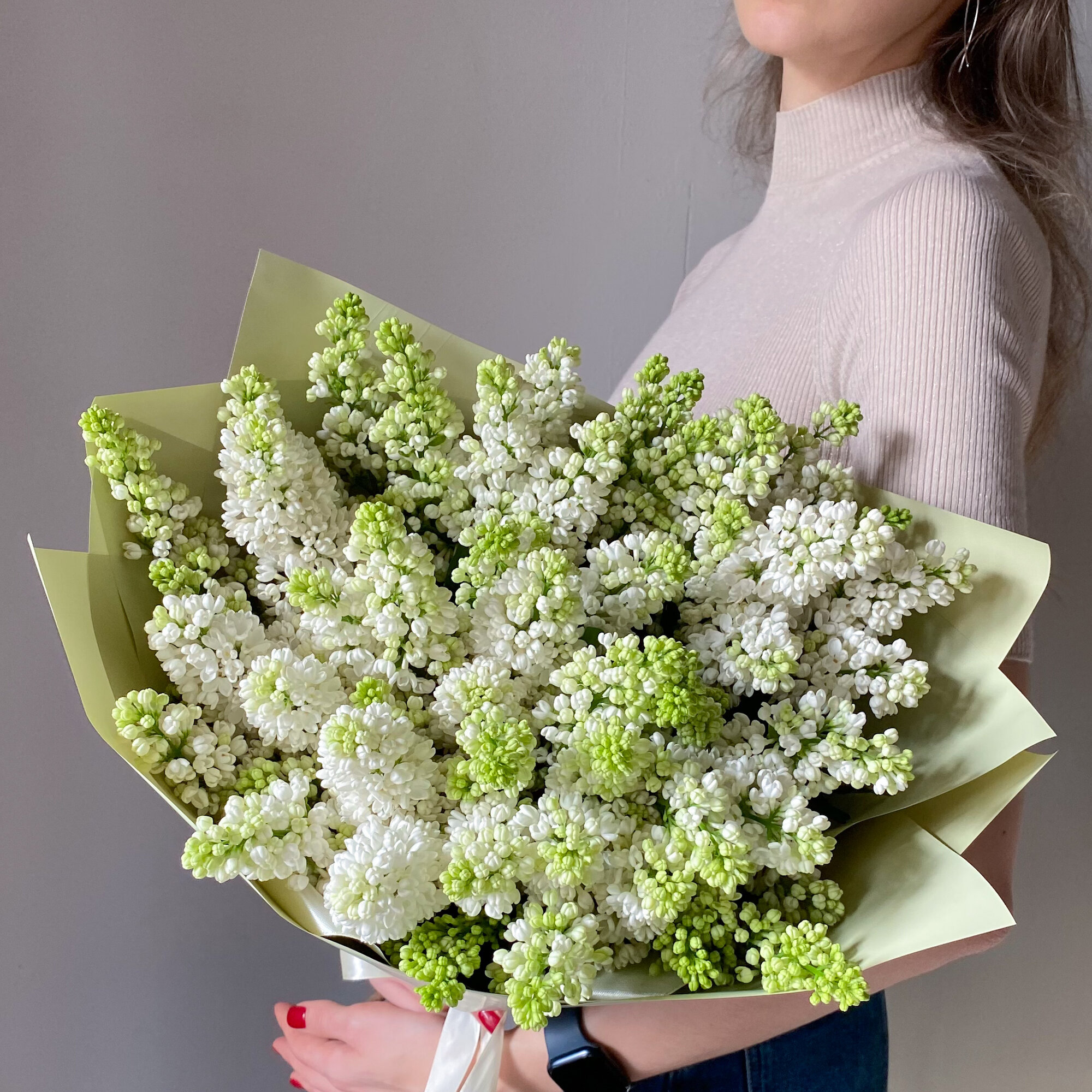 Пышный и ароматный букет белой итальянской сирени в авторском оформлении. Veresk131