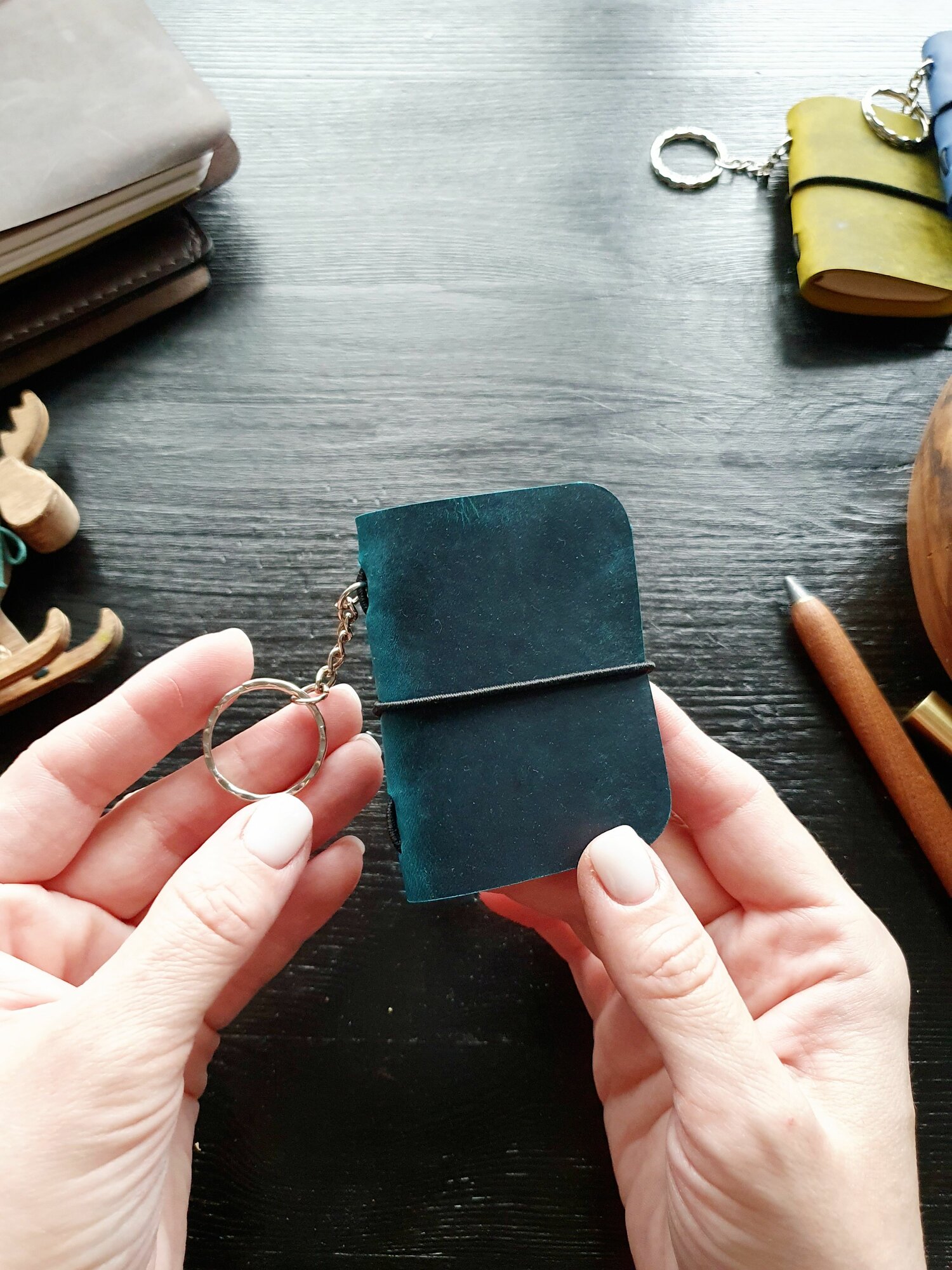 Кожаный блокнот А8 (6х7,5см) на цепочке с кольцом