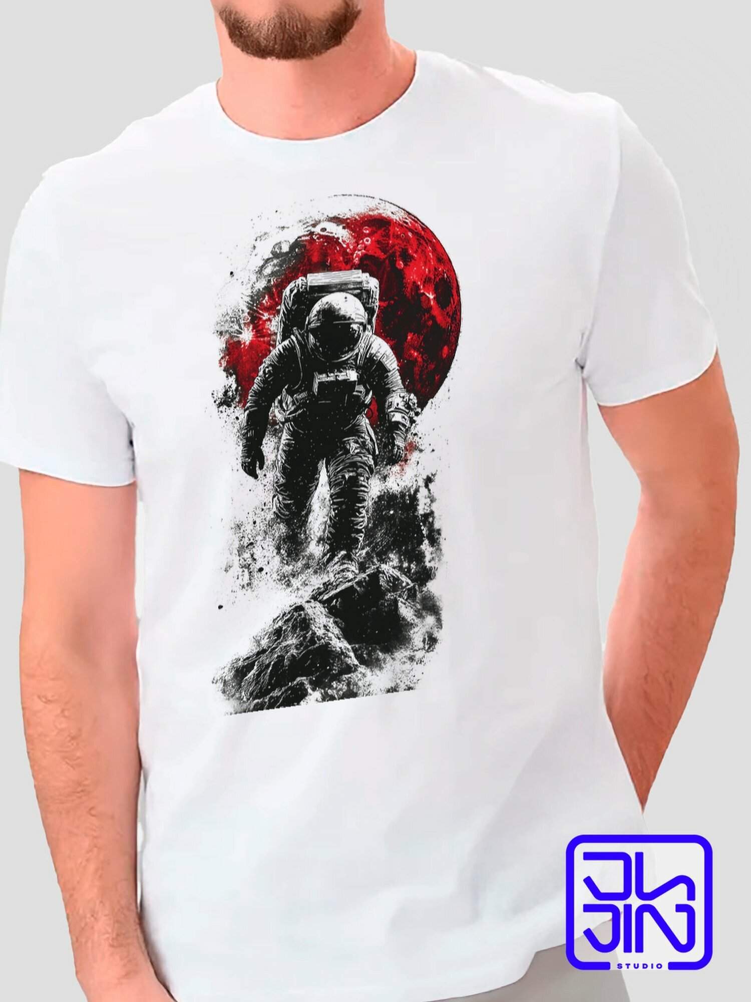 Футболка классическая мужская с авторским принтом Астронавт в черно белом и черно красном космосе с яркой луной, крутые детали, белый хлопковый трикотаж с прикольным рисунком на груди