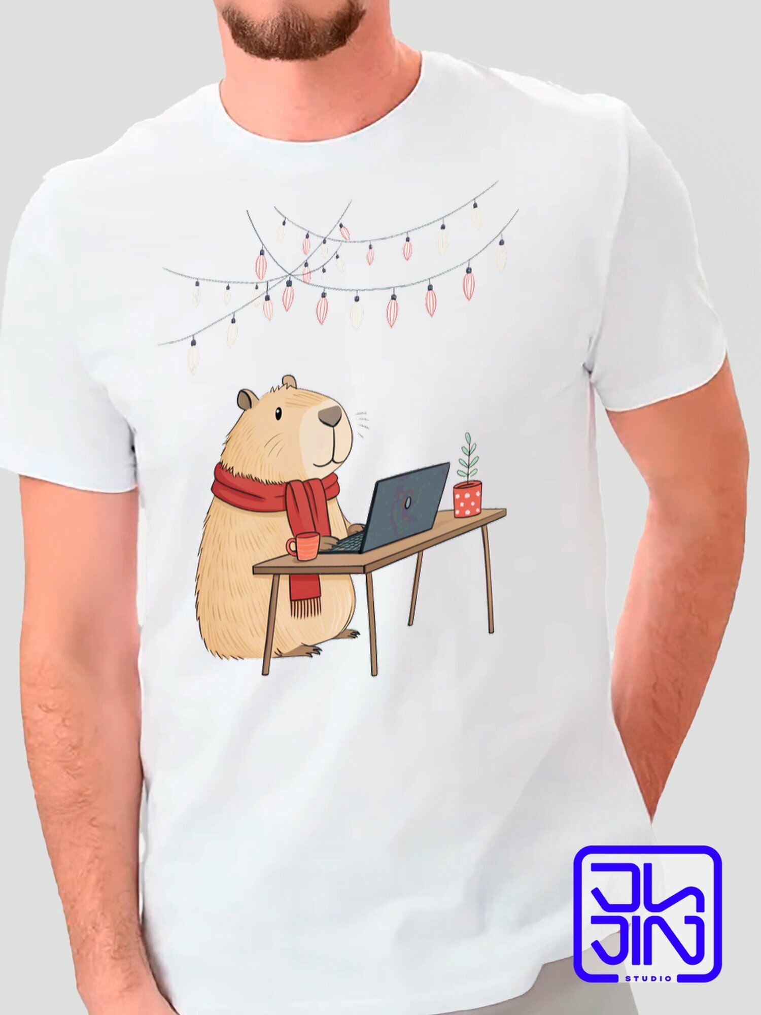 Футболка классическая мужская с авторским принтом Смешная капибара с ноутбуком на белом фоне за бежевым офисным рабочим столом, белый хлопковый трикотаж с прикольным рисунком на груди