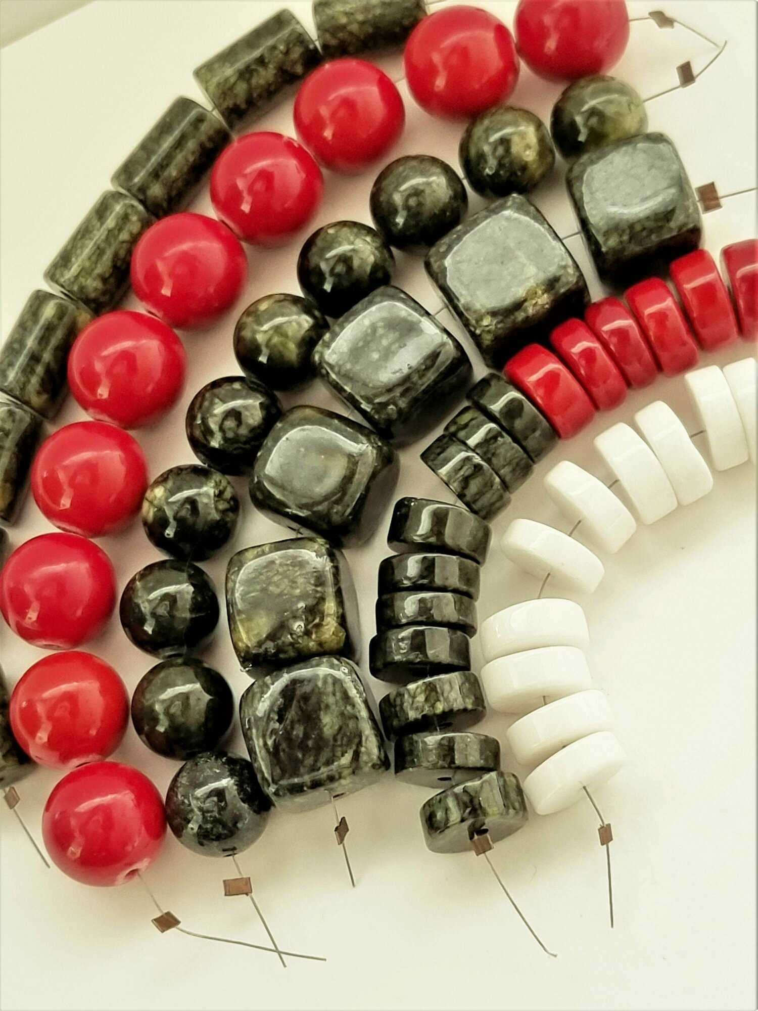 Бусины: Керамика и Змеевик. 10-13мм. 60шт.