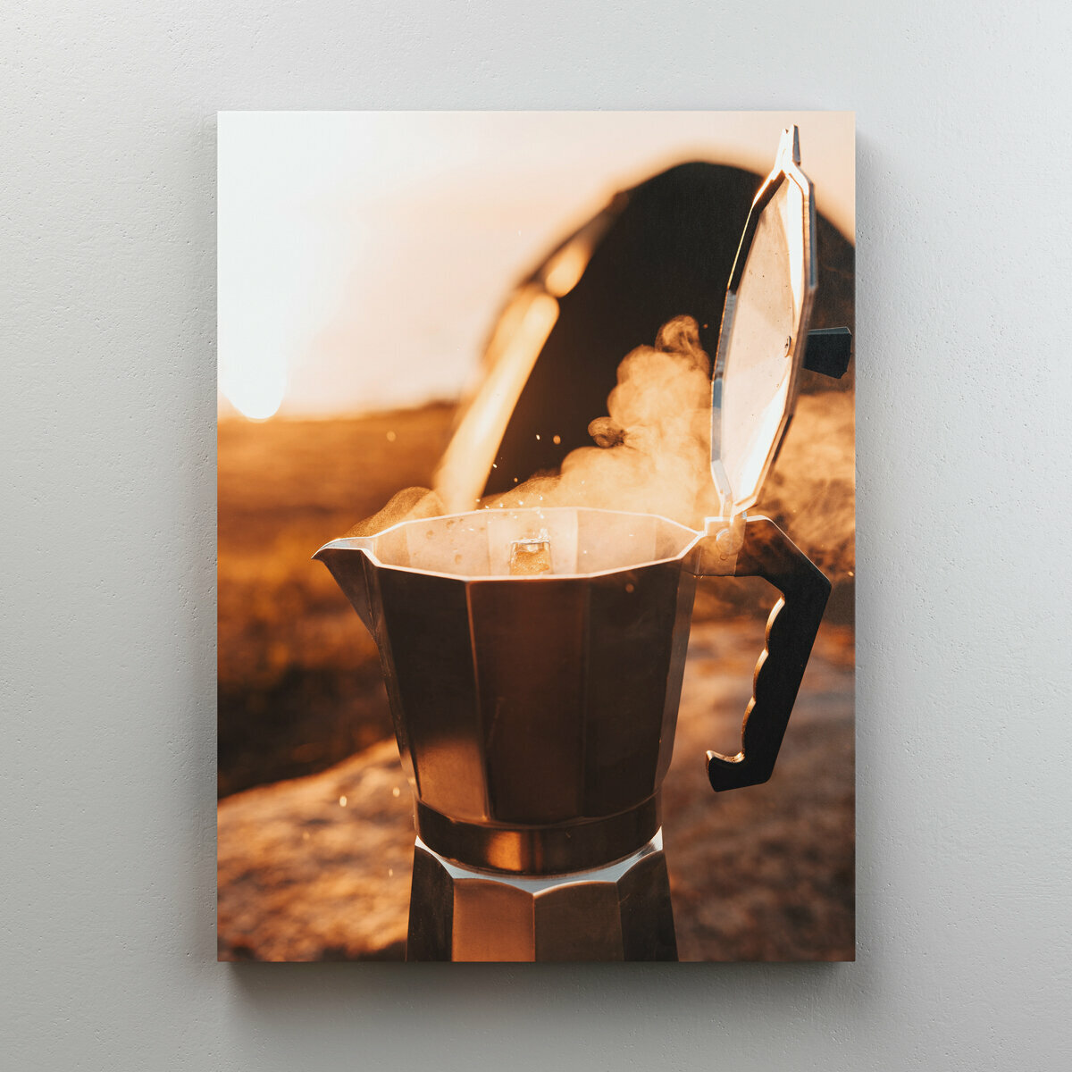 Интерьерная картина на холсте "Гейзерная кофеварка на природе" в скандинавском стиле, размер 22x30 см