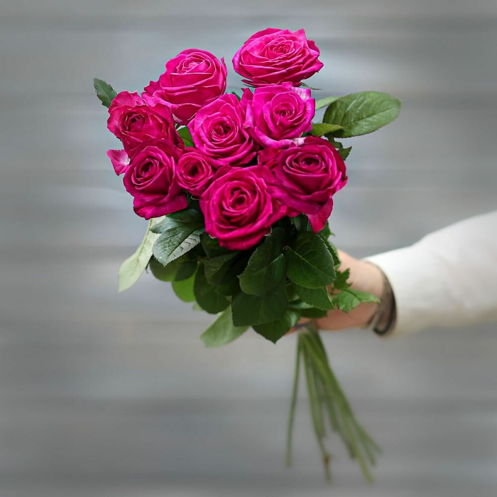 Букет живых цветов из 9 малиновых роз (Россия) с лентой 50 см