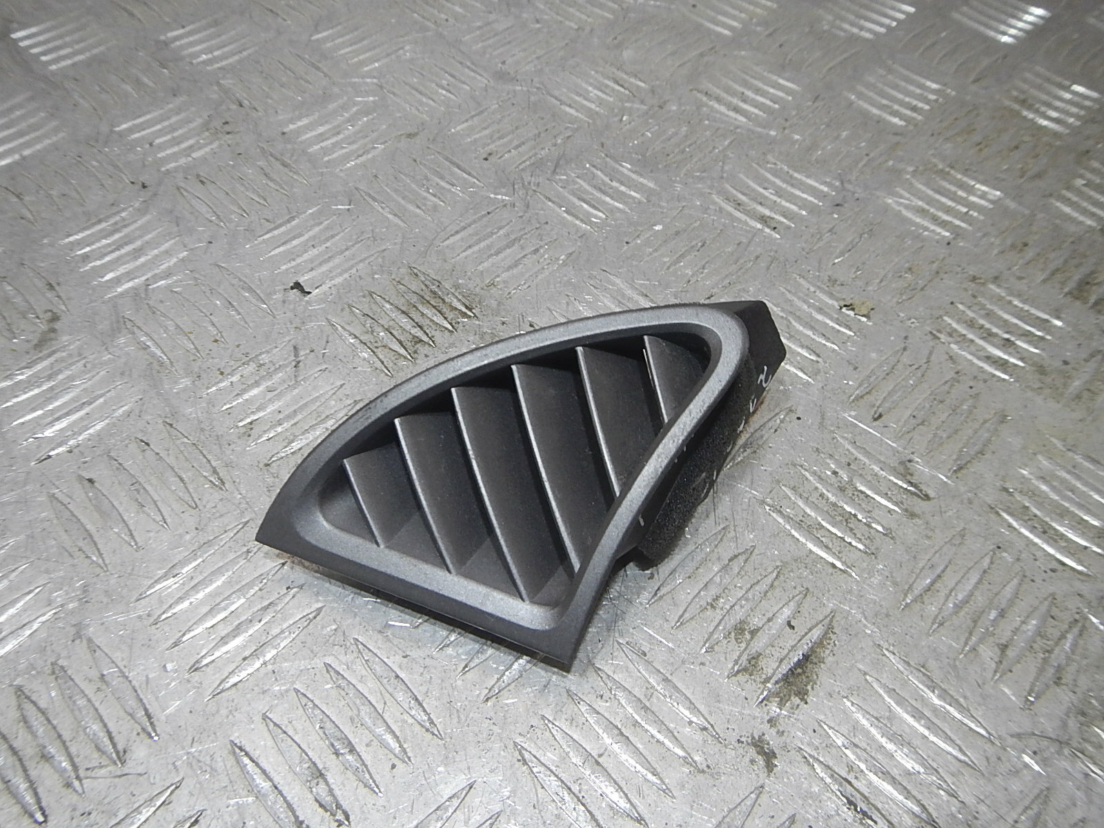 Б/У Воздузовод верхний левый., Hyundai (Хендэ)-Акцент HYUNDAI ACCENT (00-12) царапины 279310 Hyundai-KIA арт. 9738325000