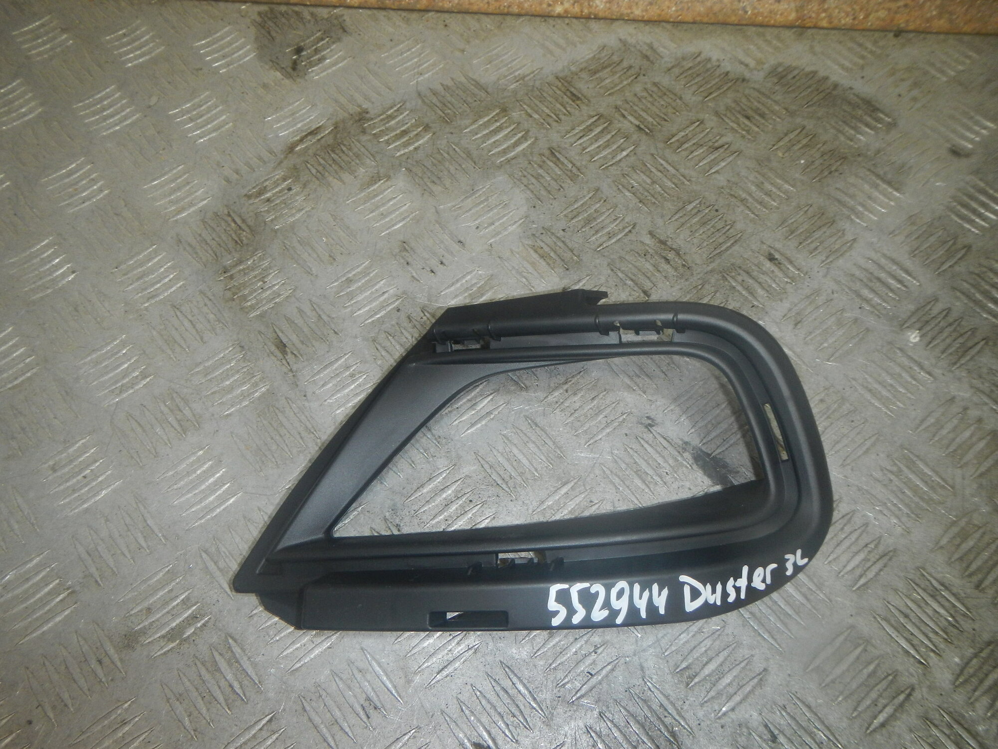 Б/У Кронштейн фонаря левый, Renault (Рено)-DUSTER (12-20) RENAULT DUSTER (12-20) Hessa. 15- ПТФ Дубликат, новый. 552944 R...