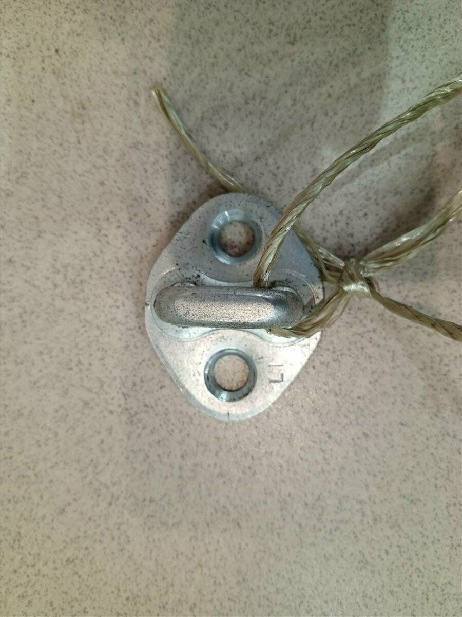 Ответная часть замка двери от Kia Rio 2011-2016