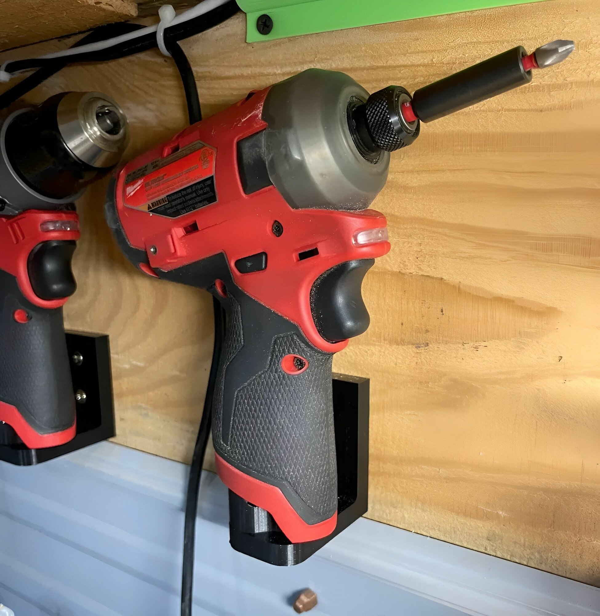 Настенный держатель для дрели milwaukee m12