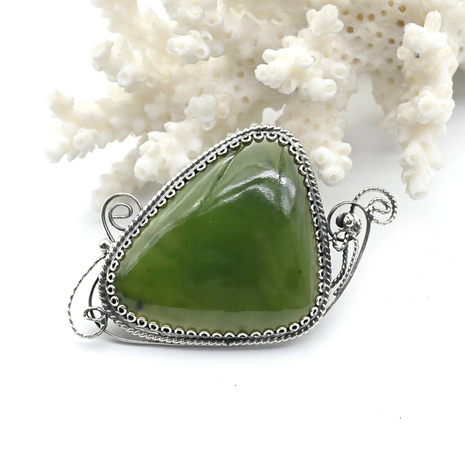 Брошь, нефрит