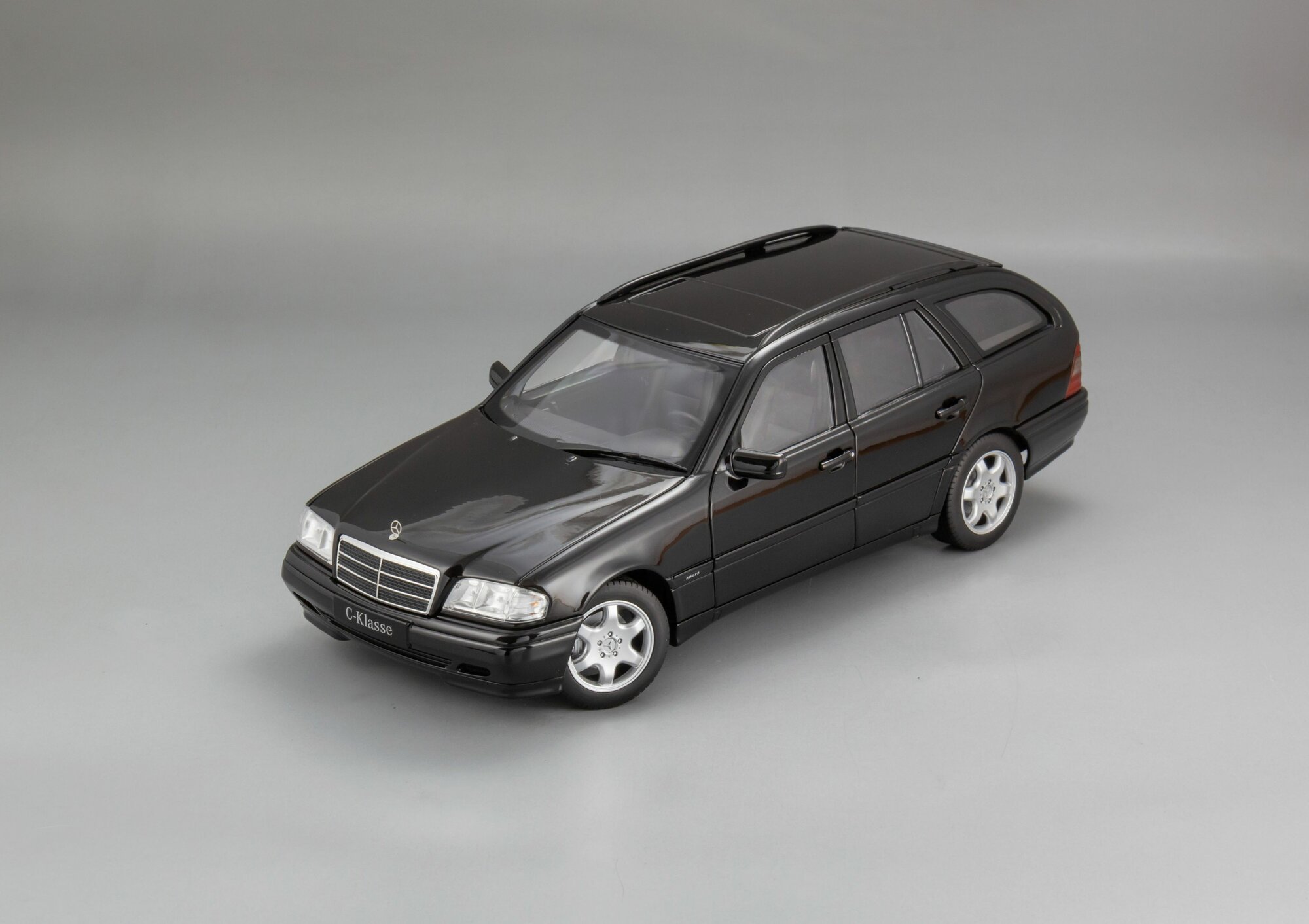 Коллекционная масштабная модель 1:18 Mercedes-Benz C-Klasse W202 T-Modell - 1997 от Norev