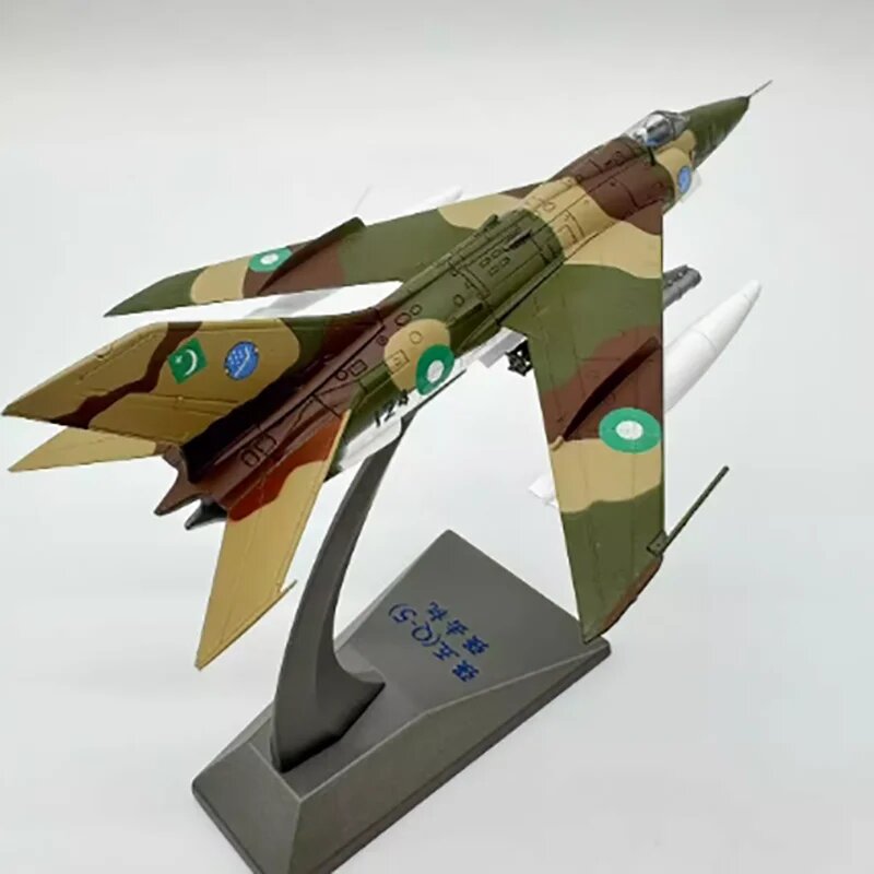 Модель самолета HYINUO Q-5 Q5 Strike 1/72