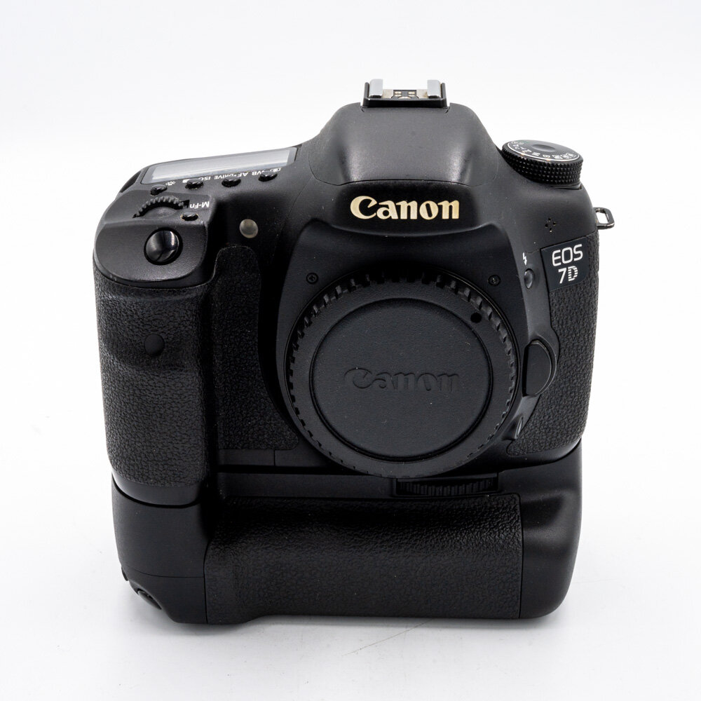 Зеркальный фотоаппарат Canon EOS 7D + BG-E7 Battery Grip Kit