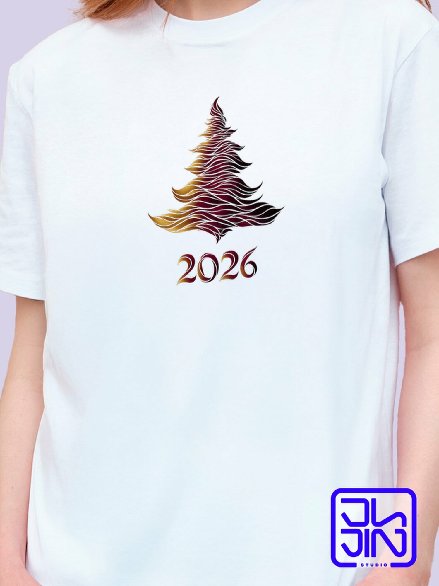 Футболка классическая женская с авторским принтом Абстрактная белая елка с бордовым деревом в минималистичном стиле 2026, белый хлопковый трикотаж с прикольным рисунком на груди