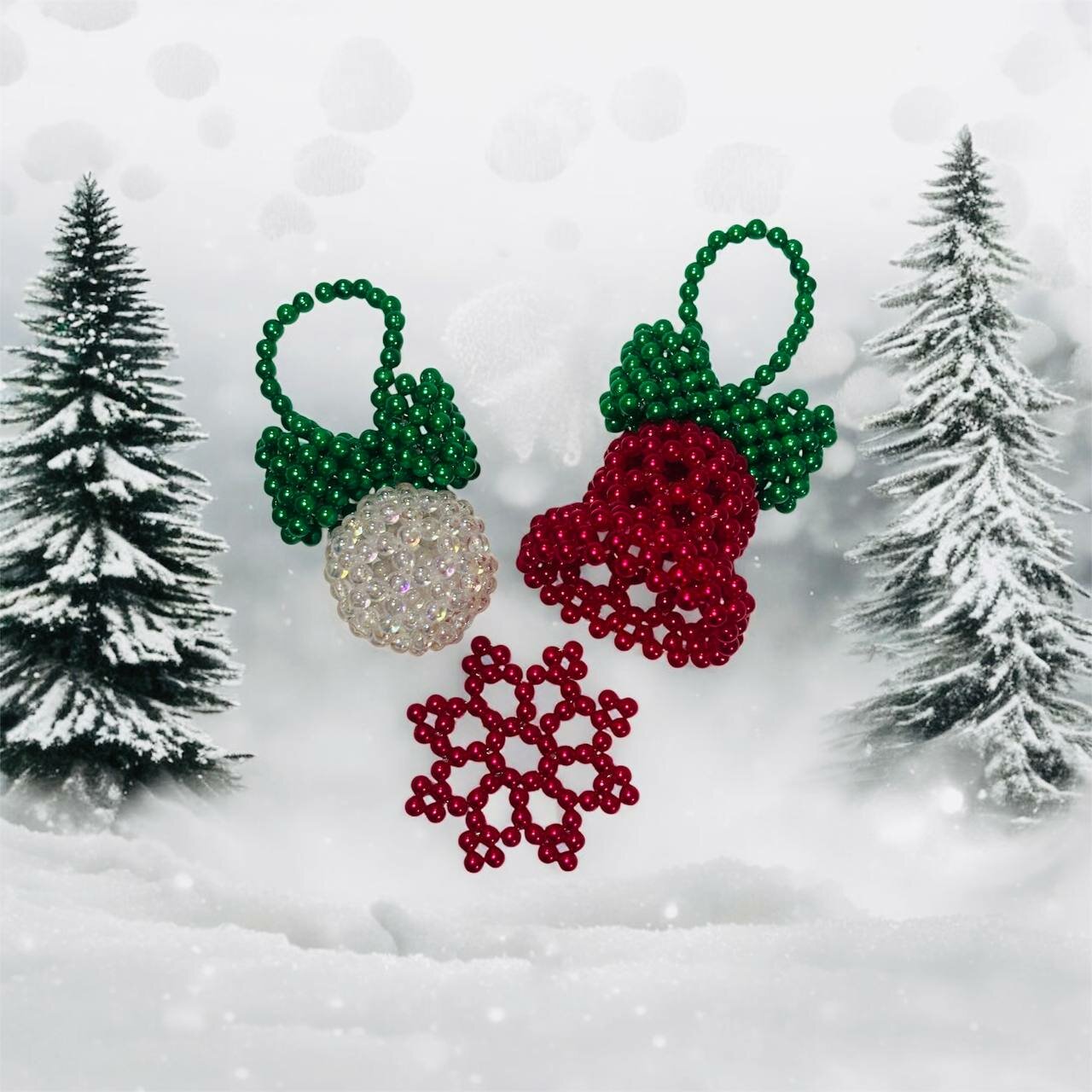 Набор новогодних елочных игрушек, из бусин. Ручная работа. Шарик, колокольчик, снежинка