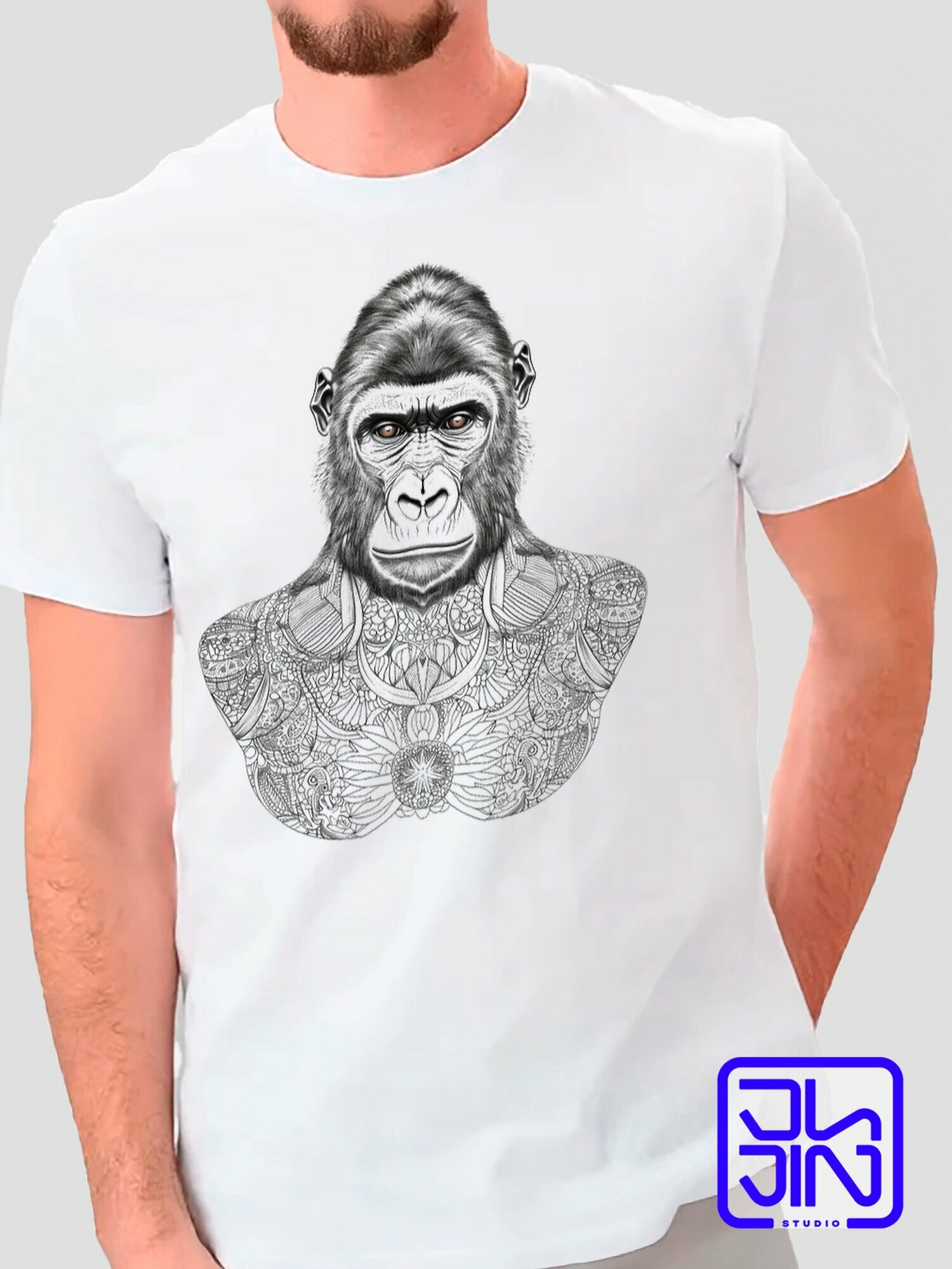 Футболка классическая мужская с авторским принтом Черно-белая креативная горилла с татуировкой и авторскими белыми узорами, белый хлопковый трикотаж с прикольным рисунком на груди