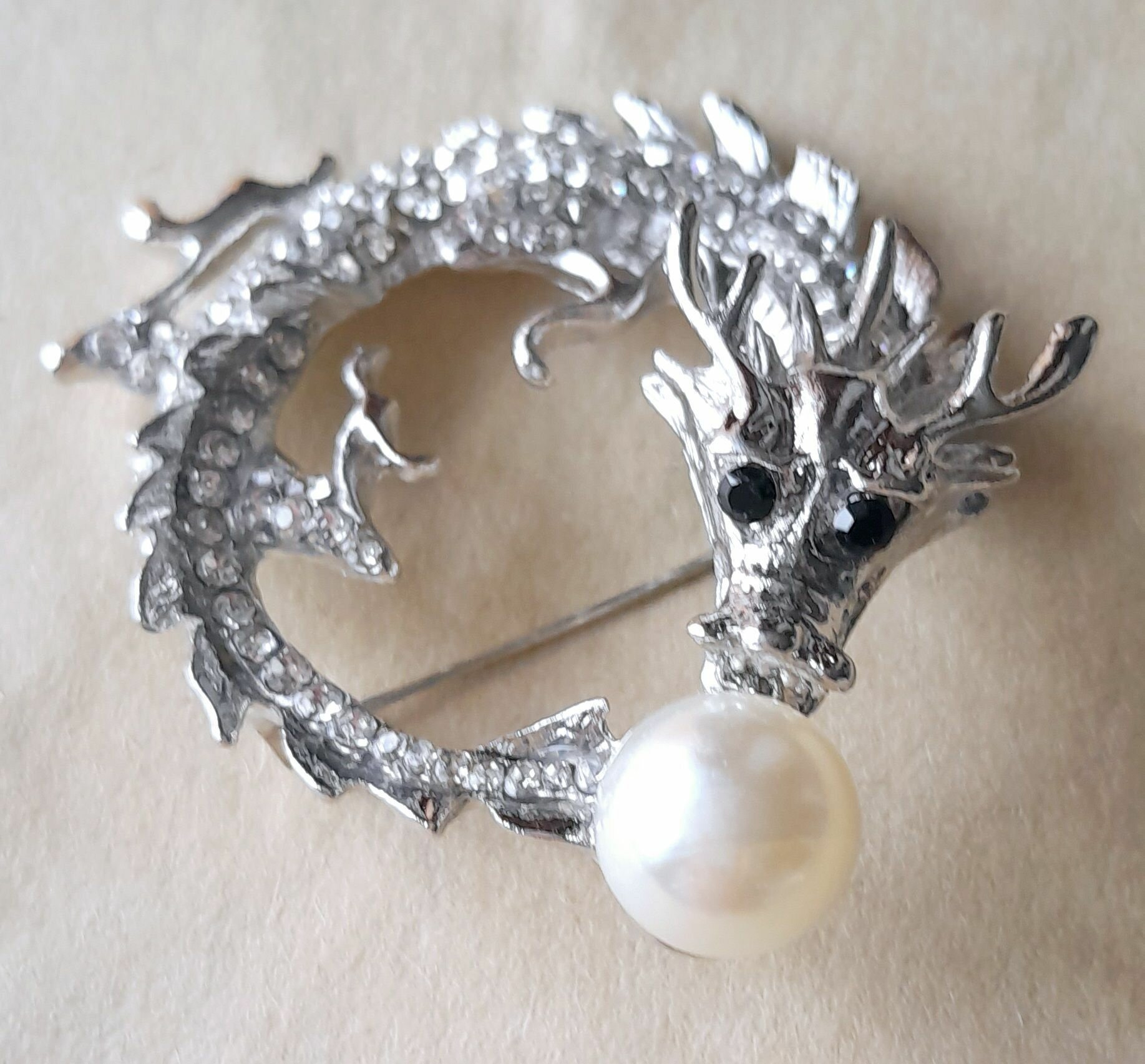 Брошь, искусственный камень, стразы