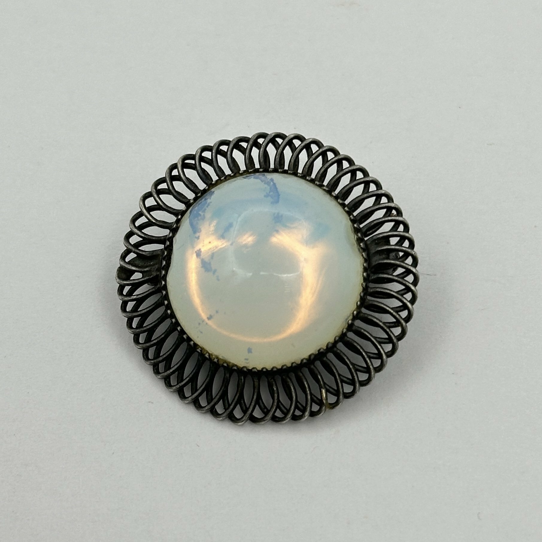 Брошь круглой формы, со вставкой опалового цвета, металл, стекло, СССР, 1960-1980 гг.