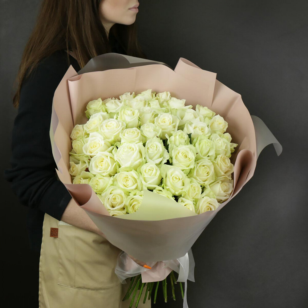 Букет живых цветов из 51 белой розы в упаковке 60см от Букет Маркет