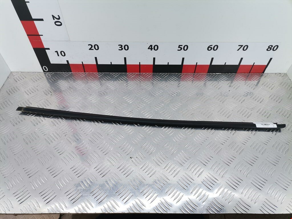 Накладка декоративная (молдинг) стекла двери передней левой Volkswagen Bora(Jetta) 1J4837431A арт. 1603994