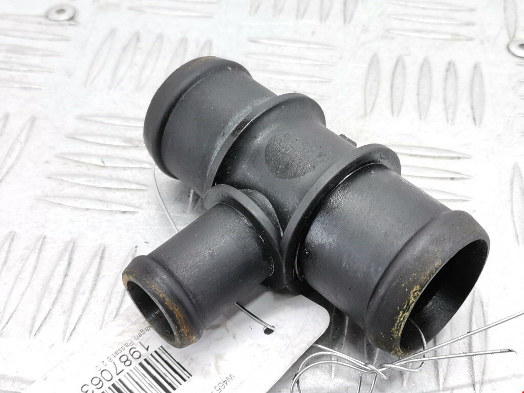Фланец (штуцер системы охлаждения тройник) Volkswagen Passat 6 N90692901 арт. 1987063