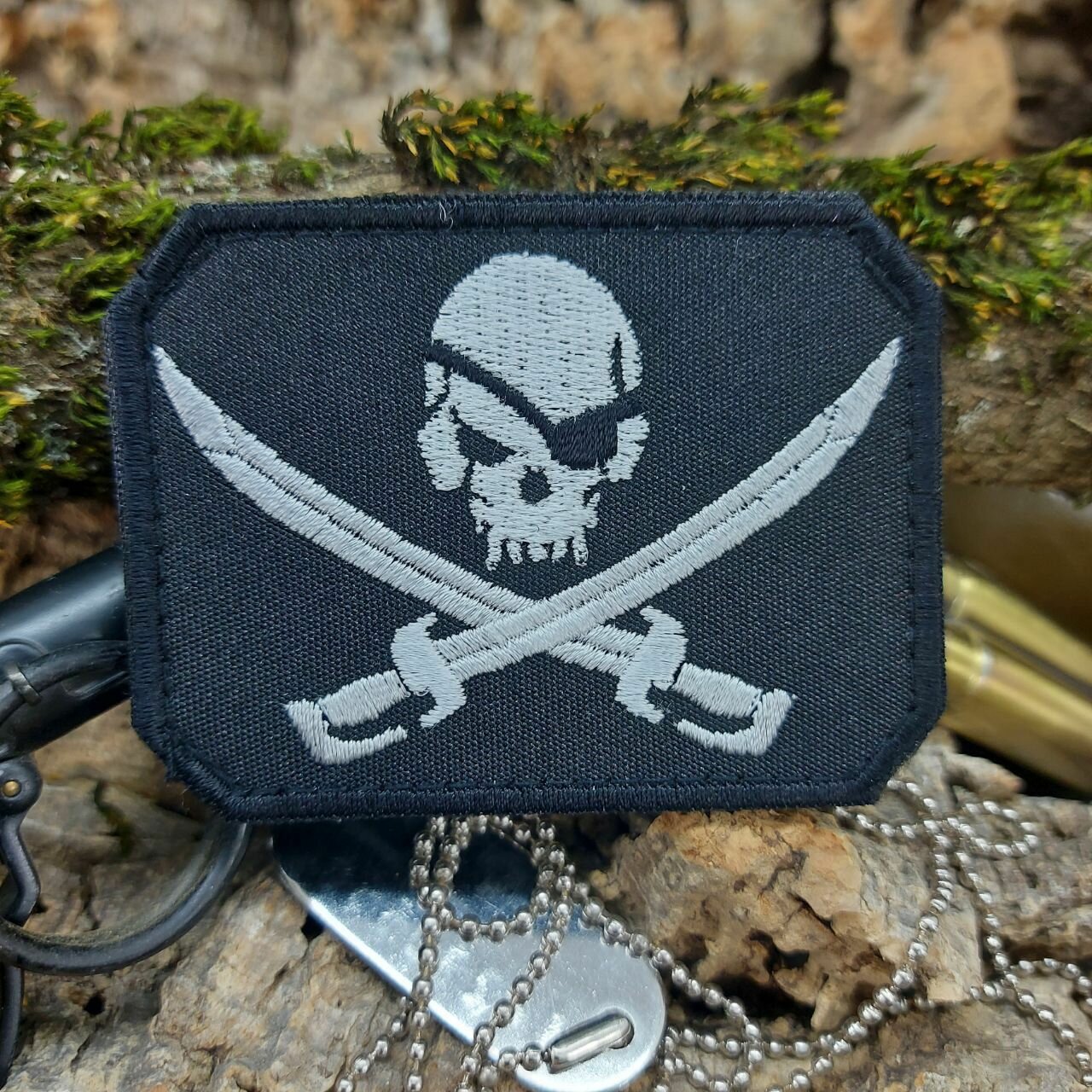 Нашивка-патч череп С саблями вышитая на липучке 8х6 черная