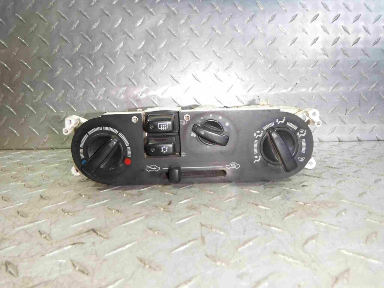 Блок управления отопителем Mitsubishi Lancer VII (1995—2000) MR201365