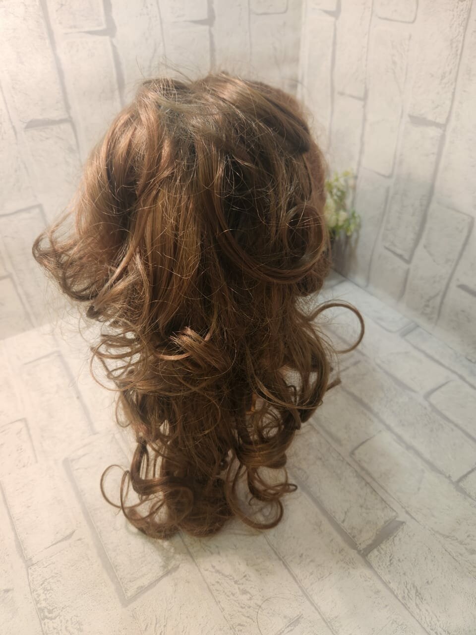 Хвост-шиньон на крабе, имеет кудрявую структуру, выполнен из премиум материалов, имеет цвет Русый