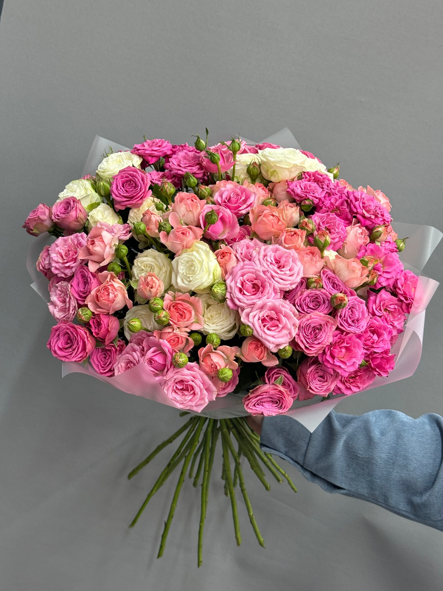 Букет Розы кустовые 25 штук. Розовая микс