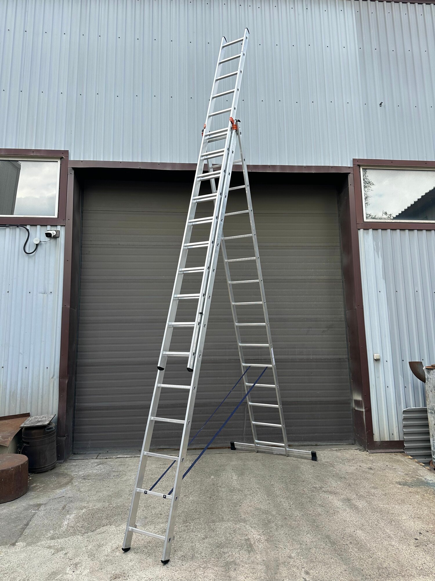 Лестница алюминиевая трехсекционная NORD 3х15, длина лестницы в разложенном виде 10,95м