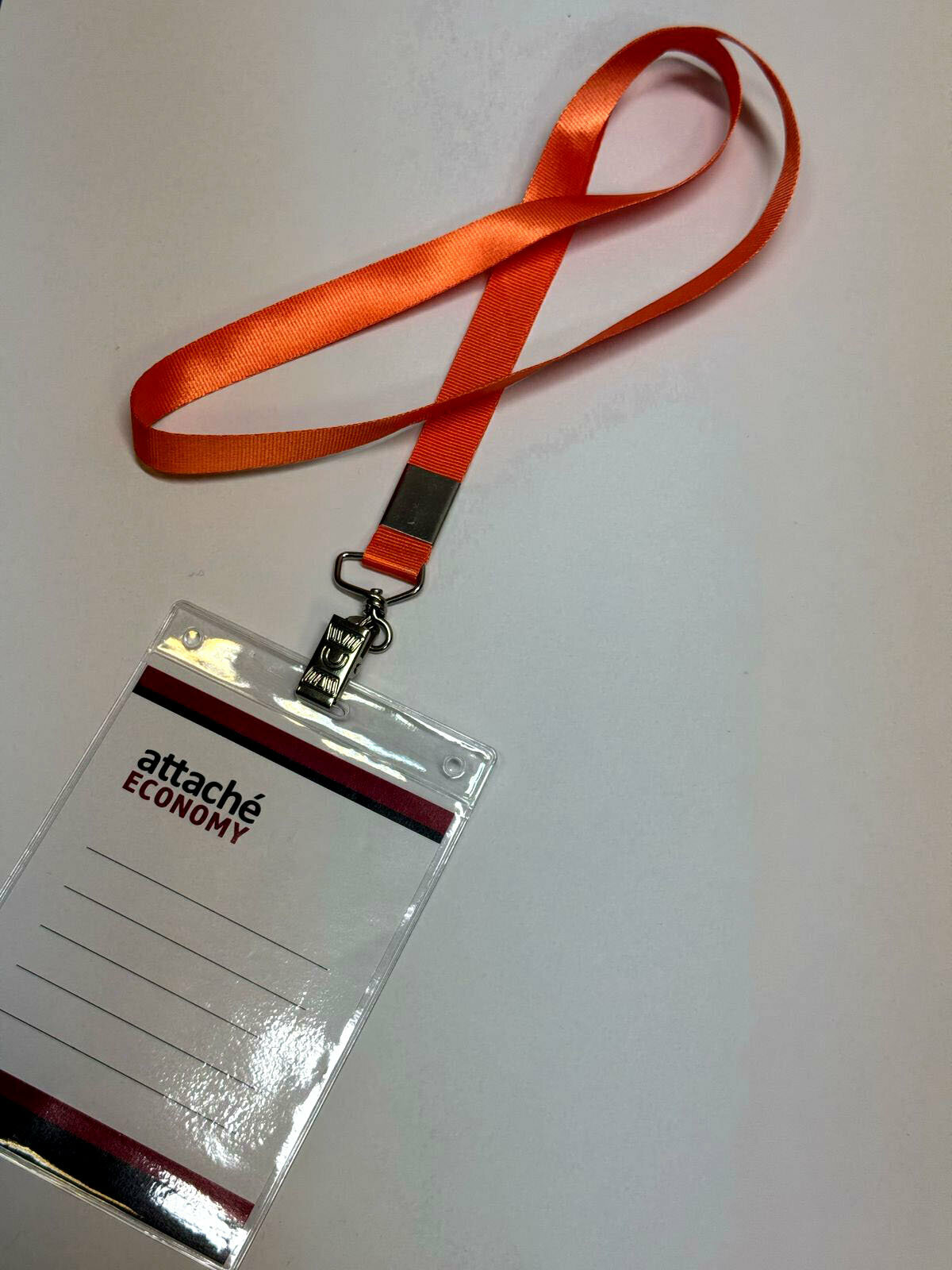 Бейдж с ланъярдом оранжевого цвета