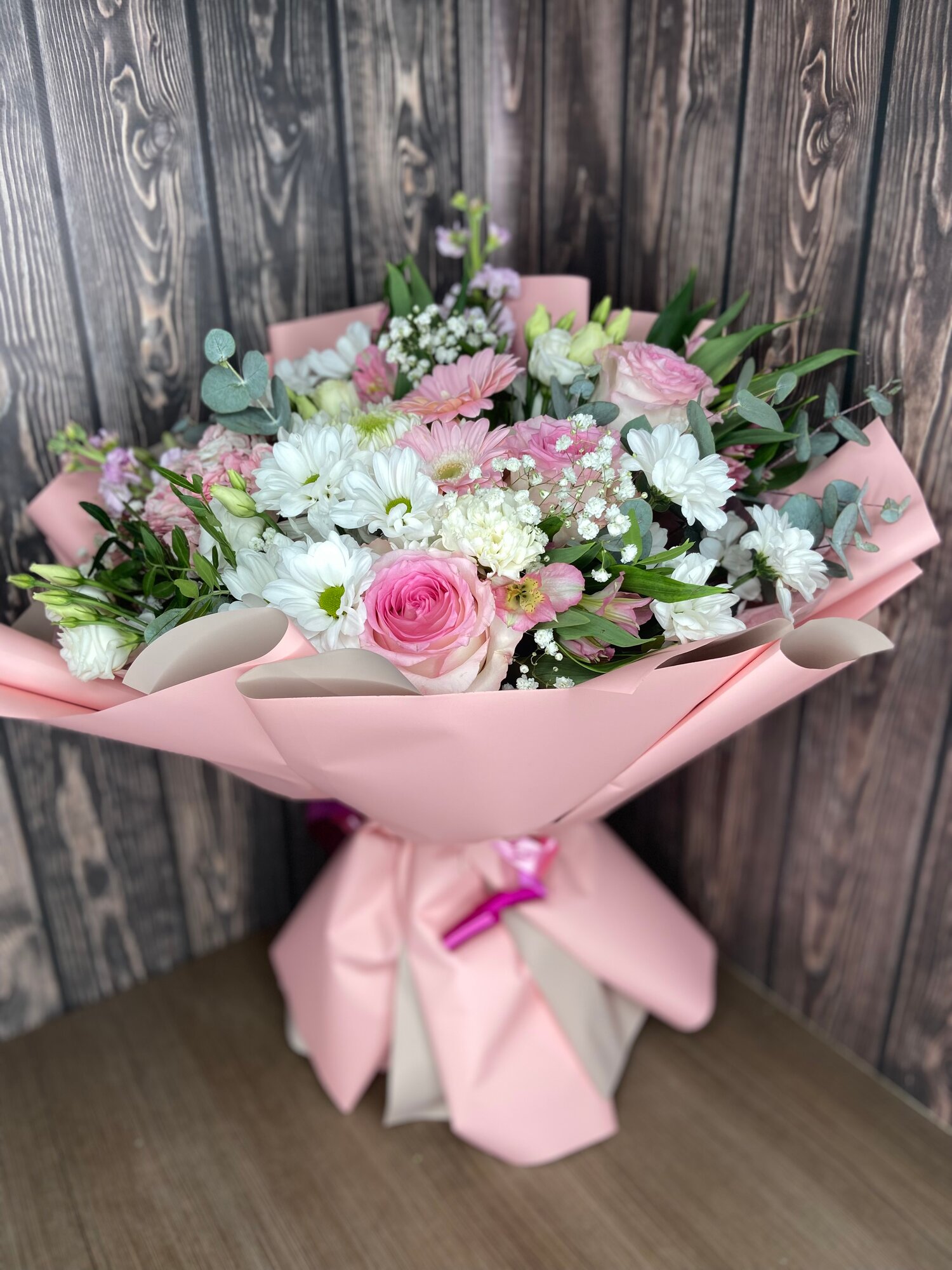 Букет «Розовая мечта», альстромерии, гвоздики, герберы мини, гипсофилы, гортензии, маттиолы, розы, хризантемы