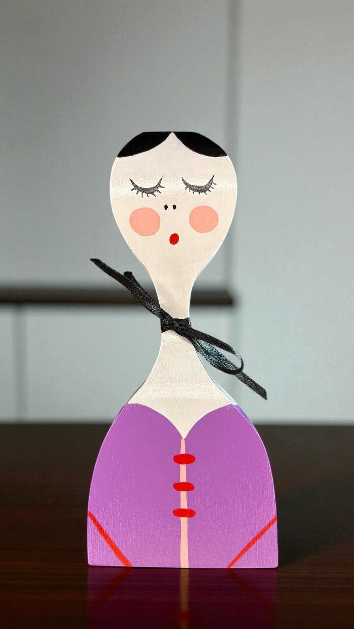 Деревянная фигурка "Жаннет" с росписью, ручной работы.