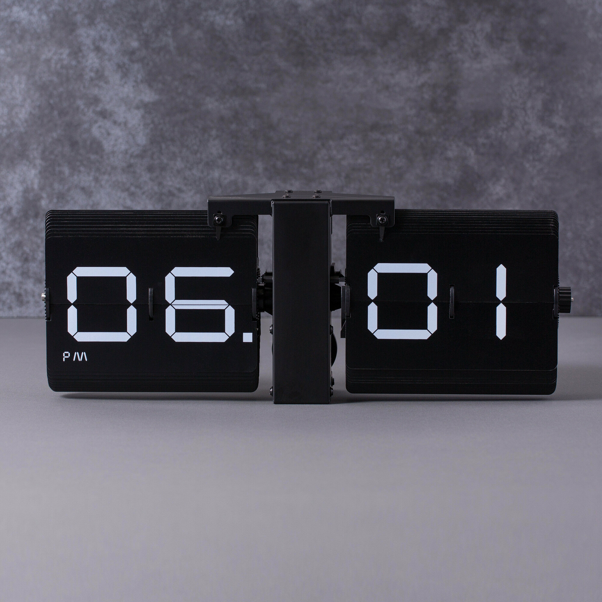 Перекидные часы Flip Clock Big Digital на черной подставке (14×36×9 см)