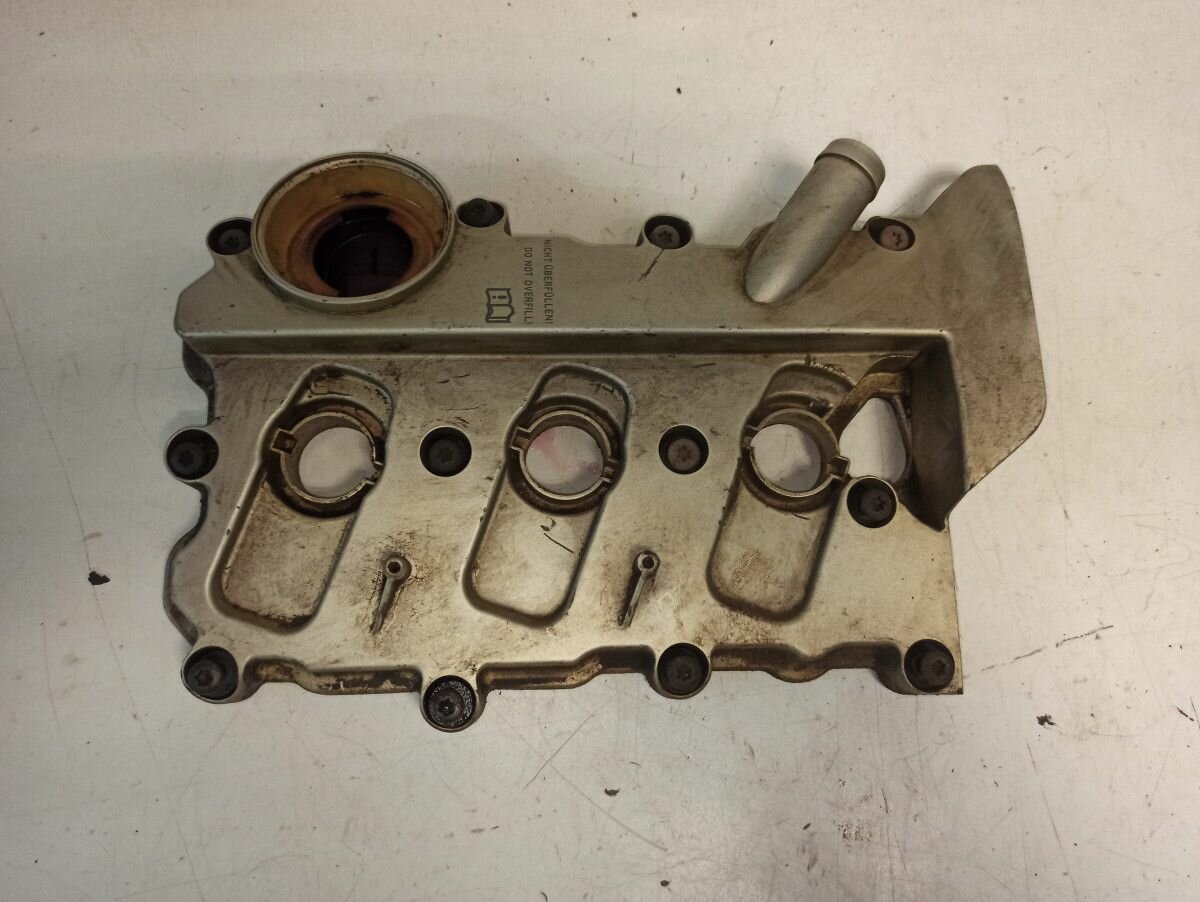 Крышка клапанная левая 3,2 AUK Audi A4 A6 A8 06E103471G
